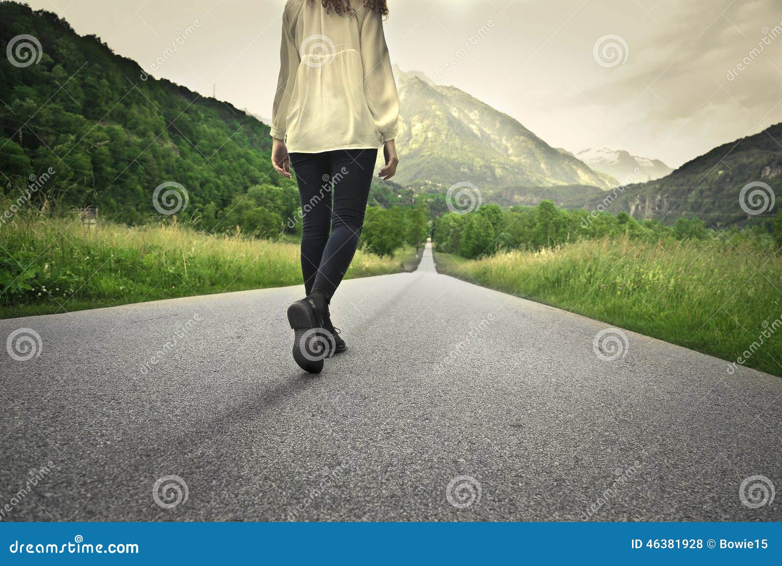 Gehen entlang te Weise stockfoto. Bild von landschafts - 46381928