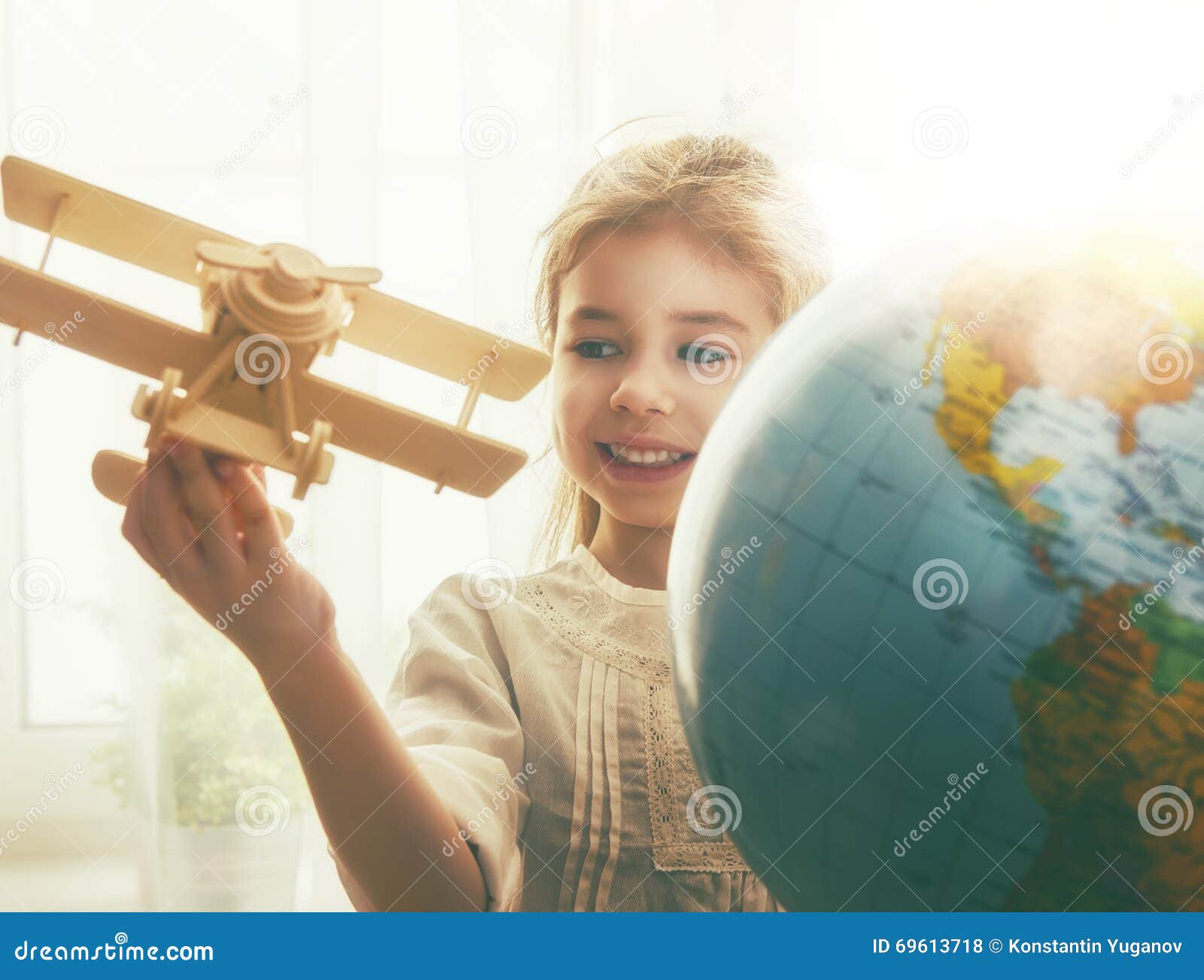 Gehen Sie Auf Ein Abenteuer! Stockfoto - Bild von reise, raum: 69613718