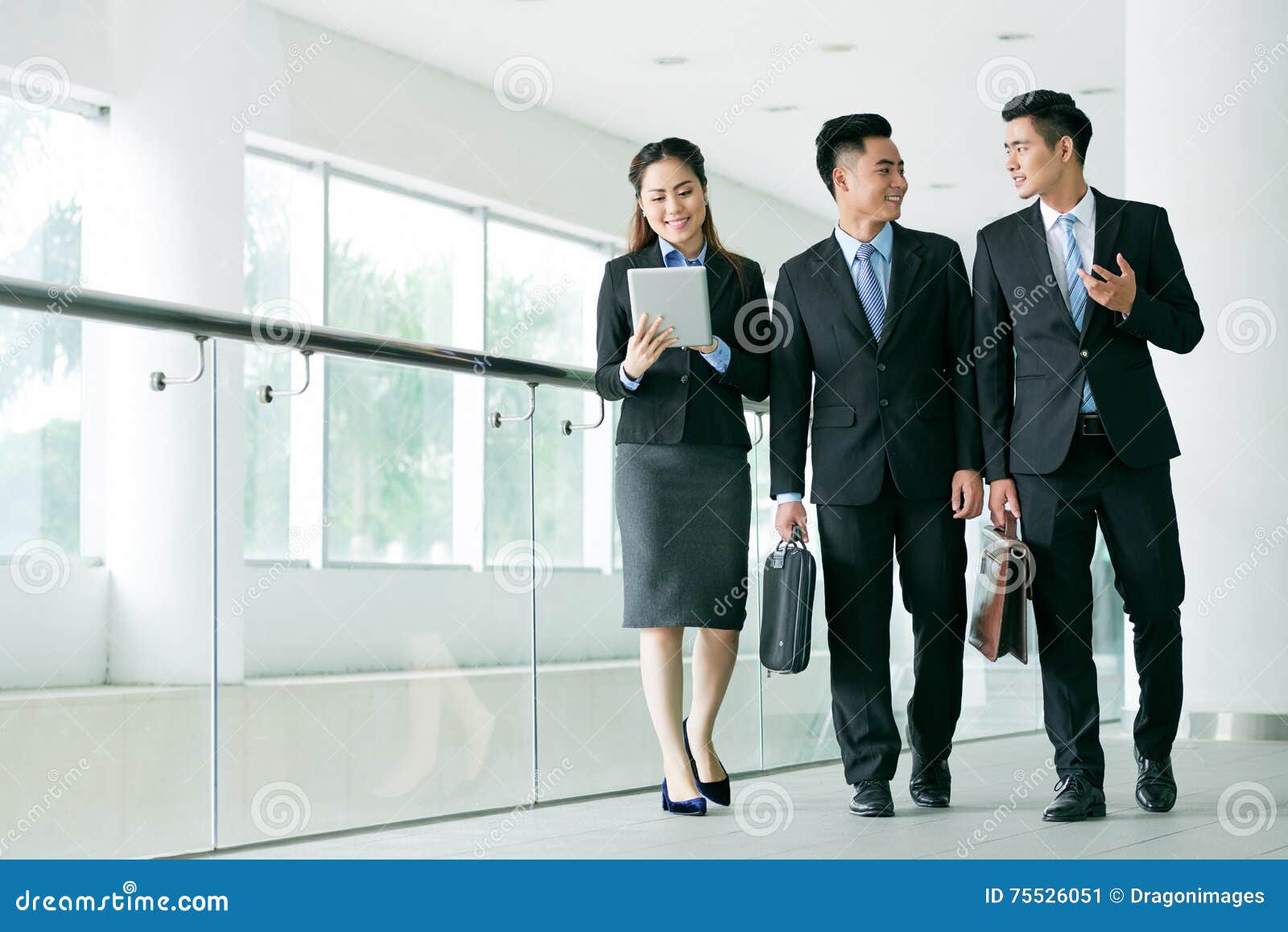 Gehen zu arbeiten stockbild. Bild von asiatisch, unternehmer - 75526051