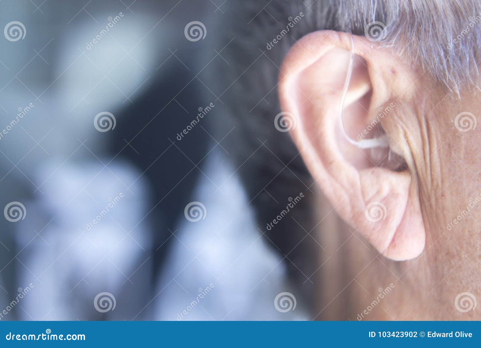 Gehoorapparaat in oor stock foto. Image of mensen, vergrijzing - 103423902