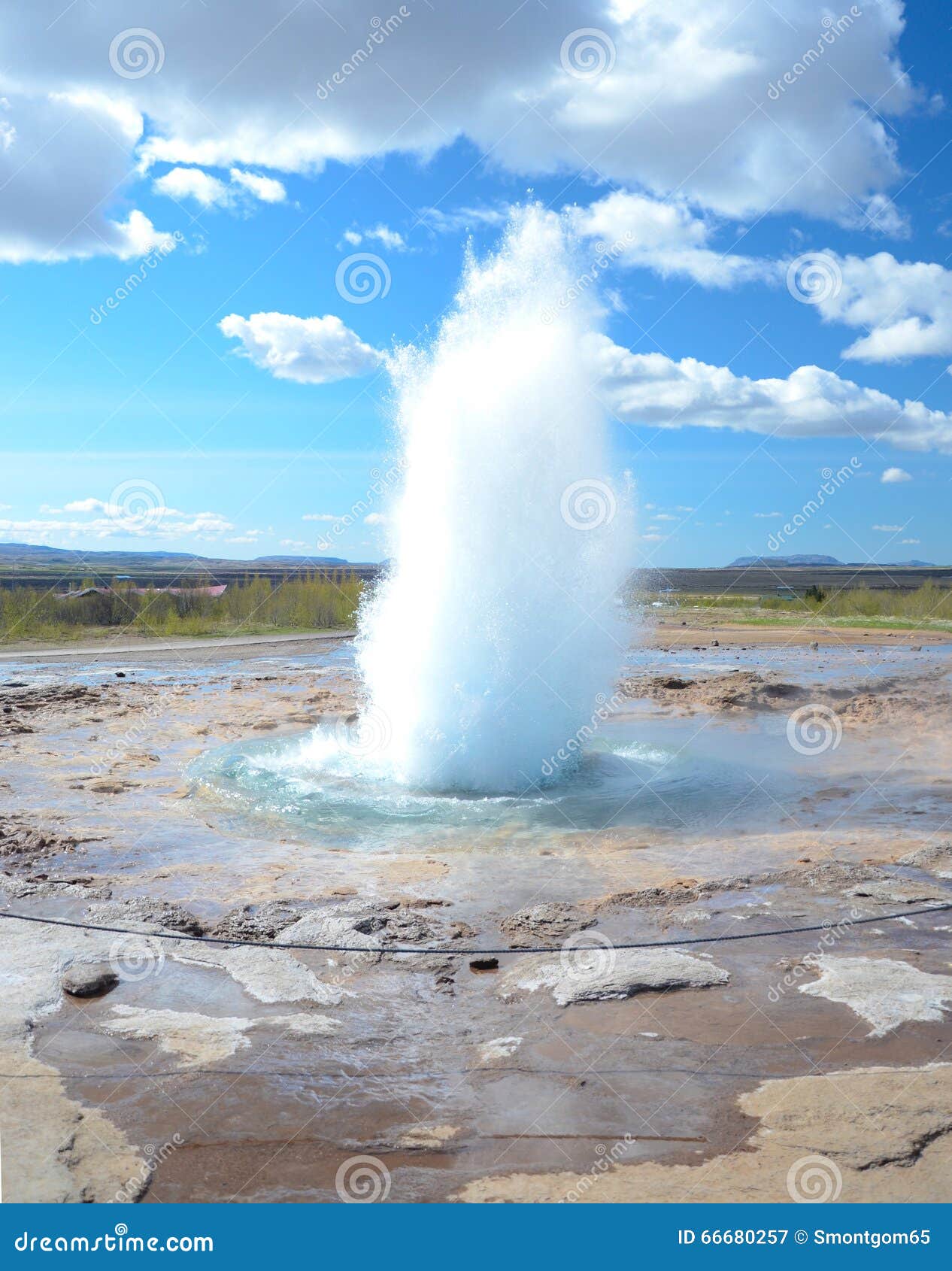 Geiser in Geysir, IJsland stock afbeelding. Image of eiland - 66680257