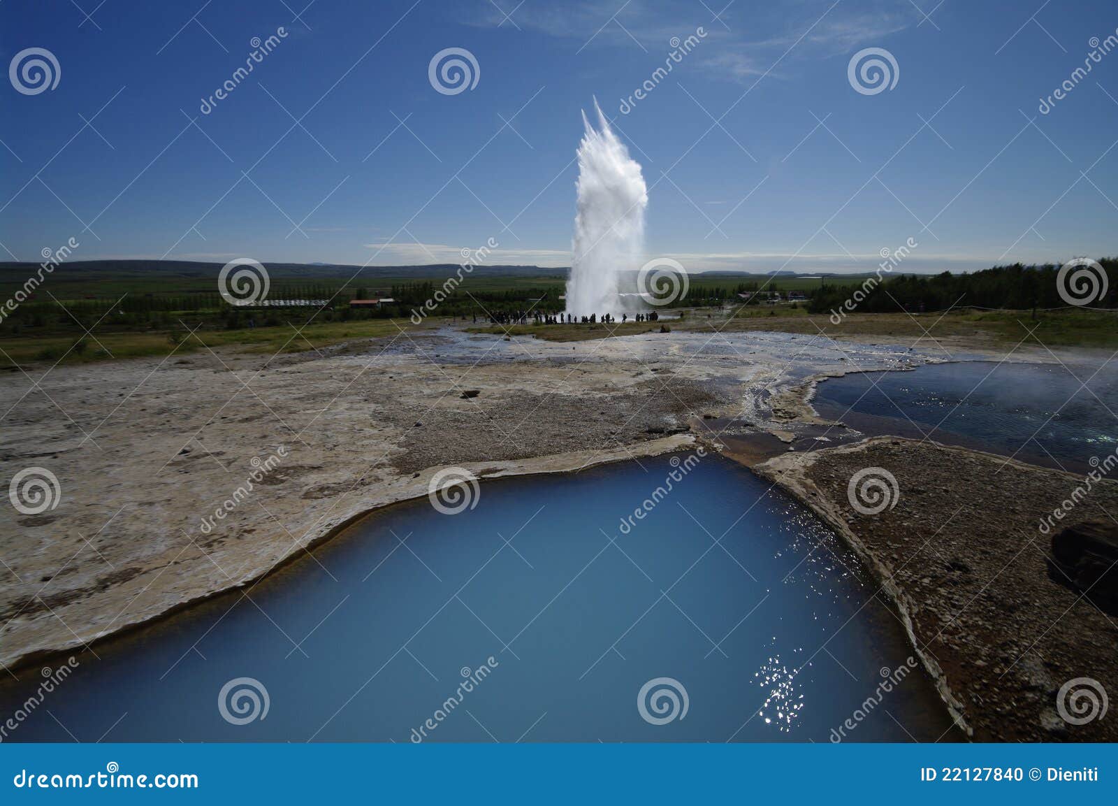 Geiser Strokkur, IJsland stock foto. Image of gezicht - 22127840
