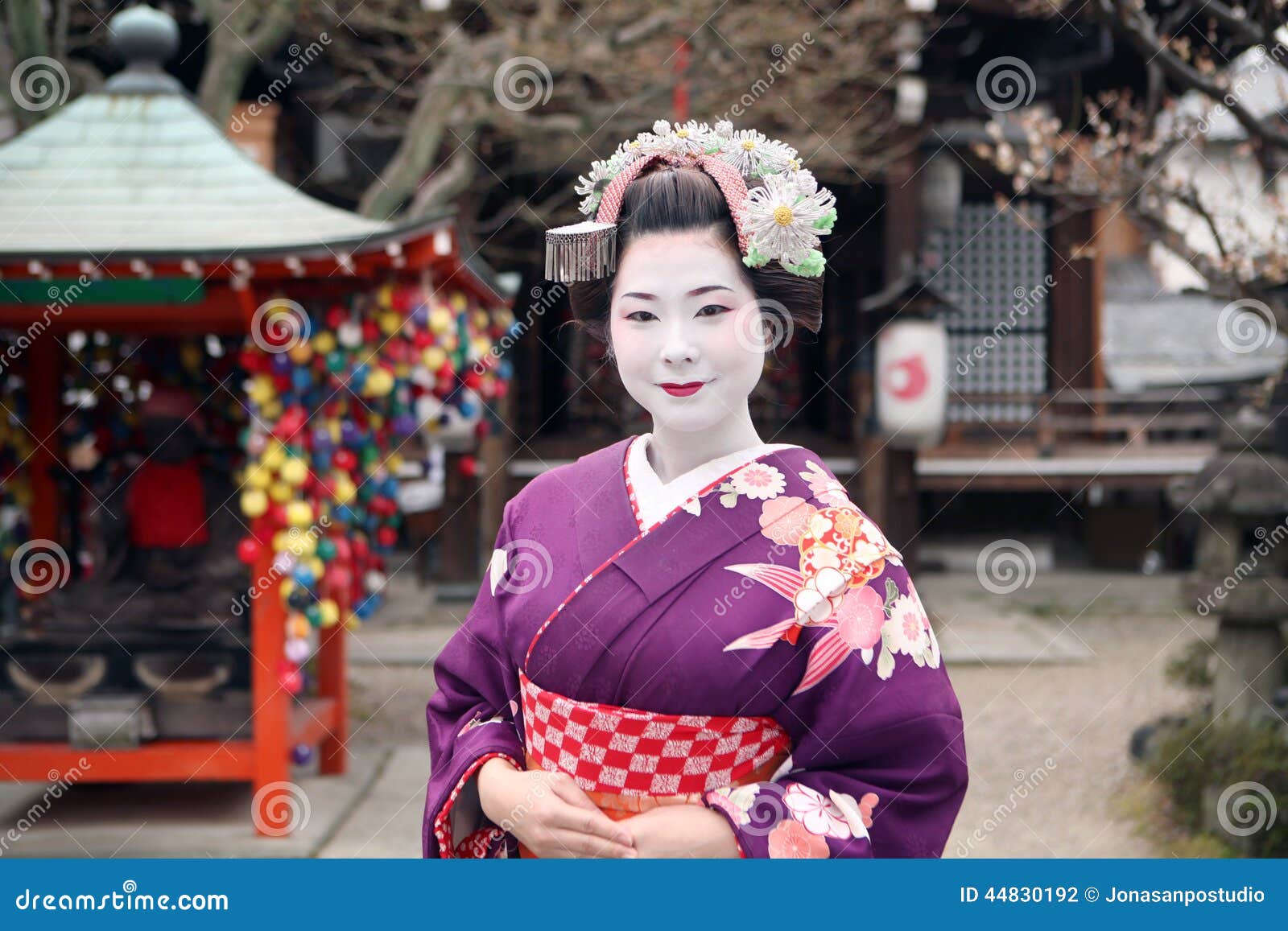 Geisha En El Templo De Kyoto Foto de archivo - Imagen de cara, asia ...