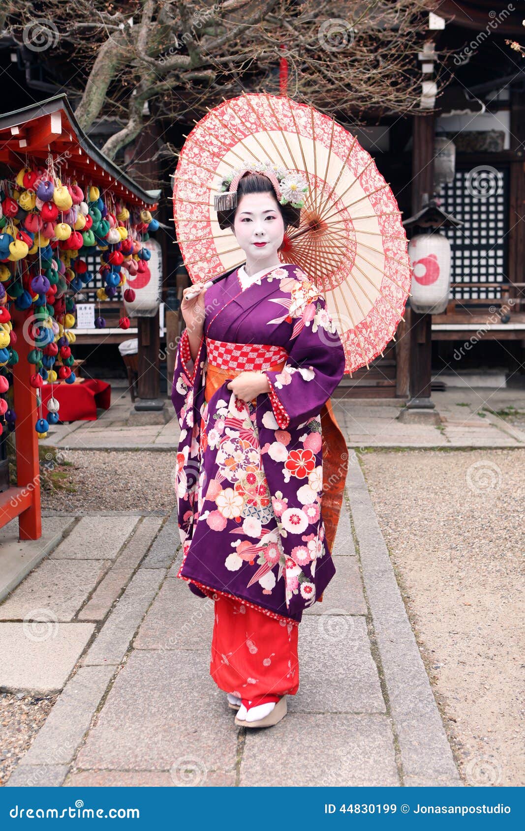 Geisha En Kimono Y Paraguas Imagen de archivo - Imagen de kyoto, cara ...