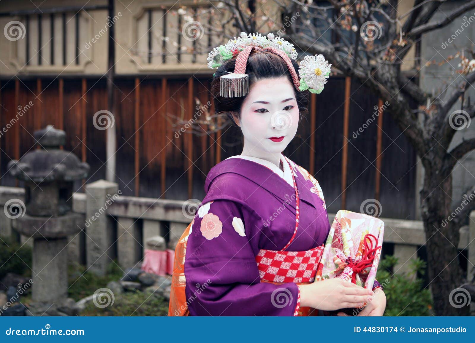 Geisha traditionnel photo stock. Image of temple, tradition - 44830174
