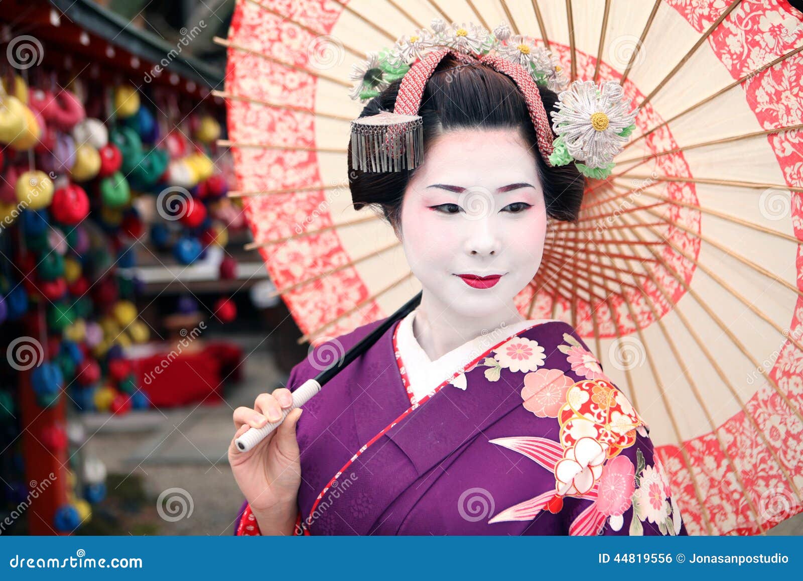 Geisha y paraguas foto de archivo. Imagen de seda, belleza - 44819556