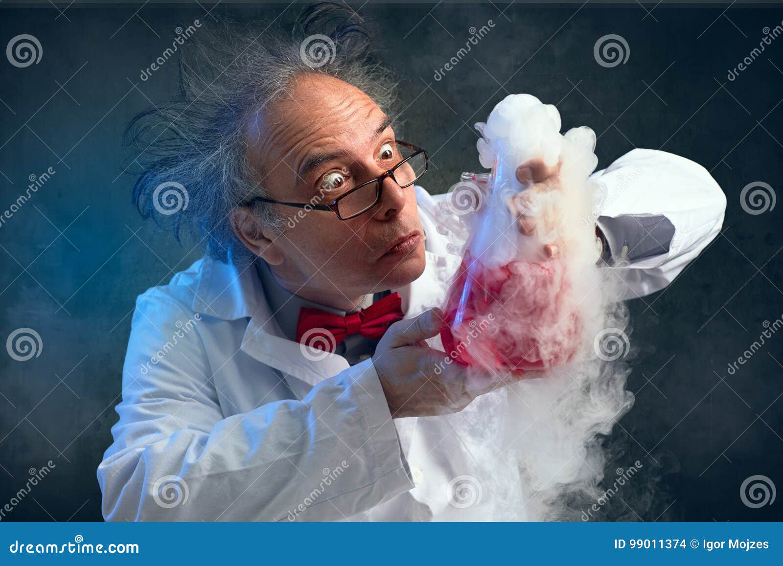 Gekke Chemicus Die Zijn Experiment Ruiken Stock Foto - Image of pret ...