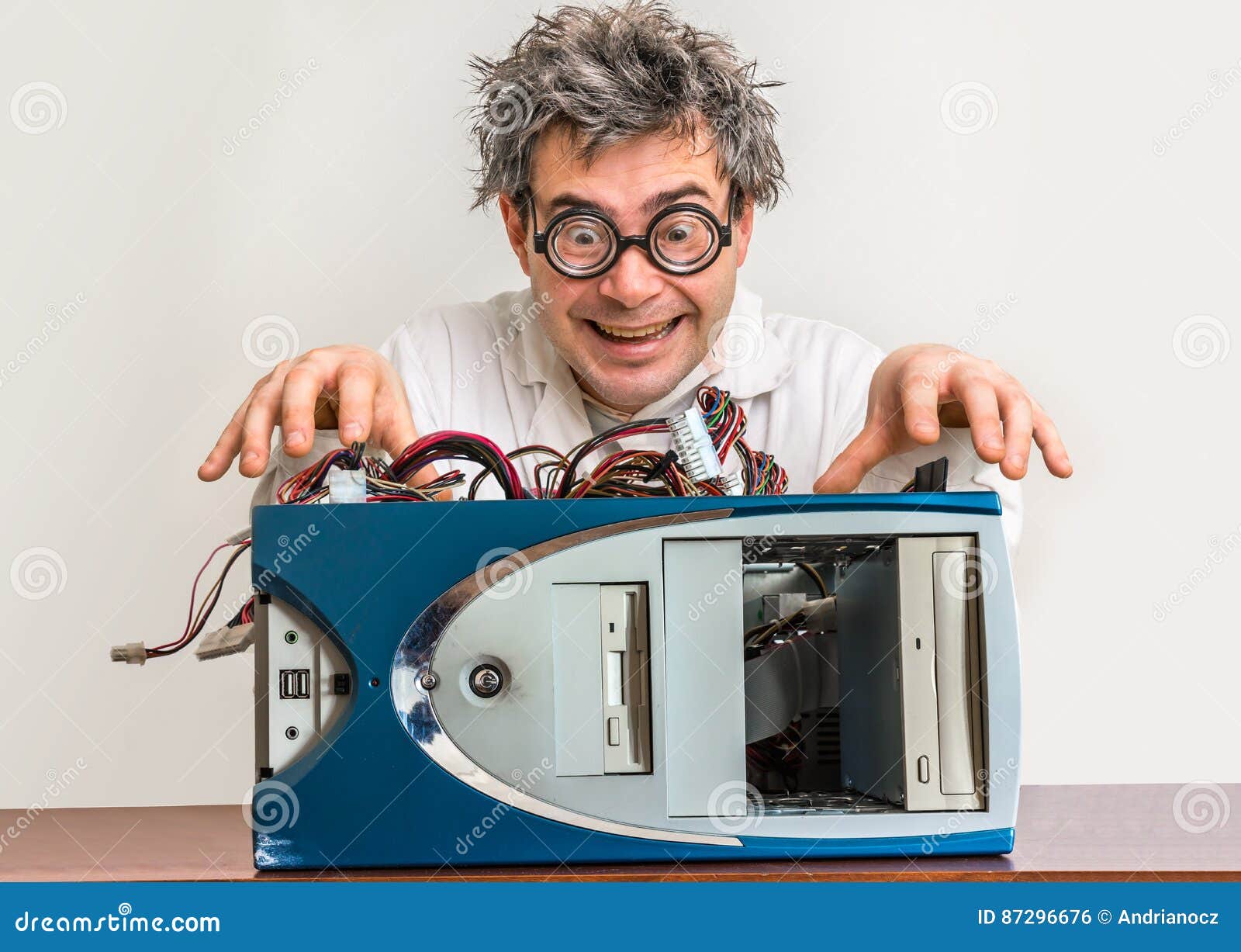 Gekke Ingenieur of Wetenschapper Die Computer Herstellen Stock Foto ...