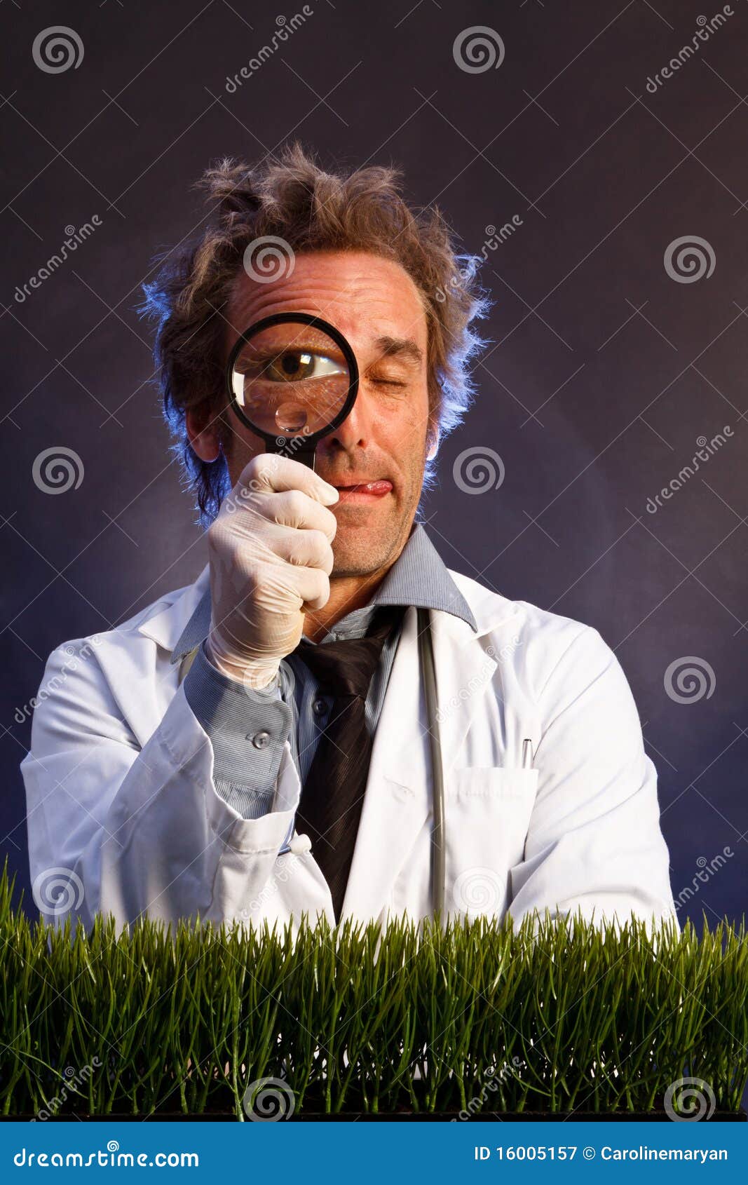 Gekke Wetenschapper Met Vergrootglas Stock Afbeelding - Image of ...