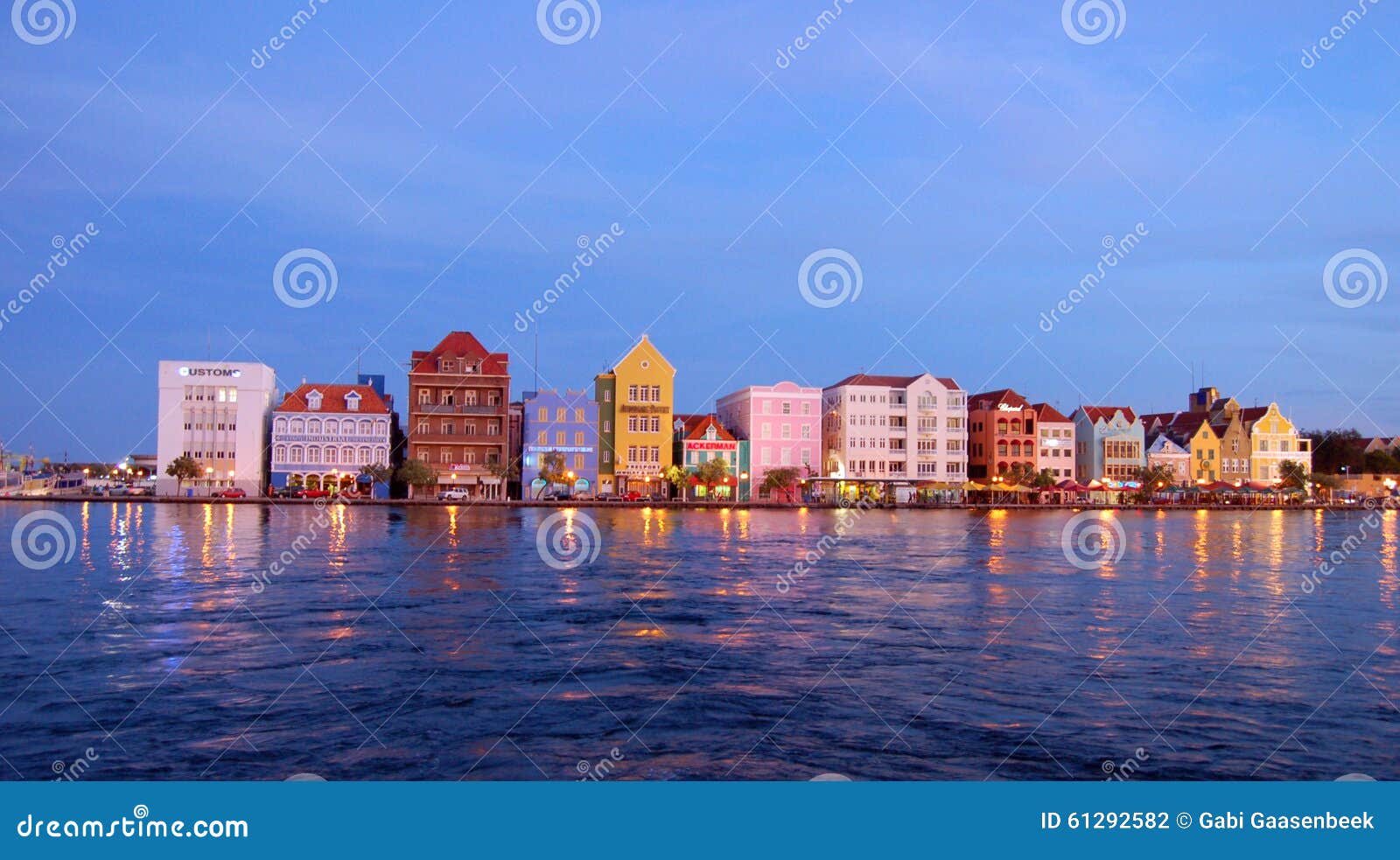 Gekleurde Huizen in De Avond in Willemstad Curacao Redactionele ...