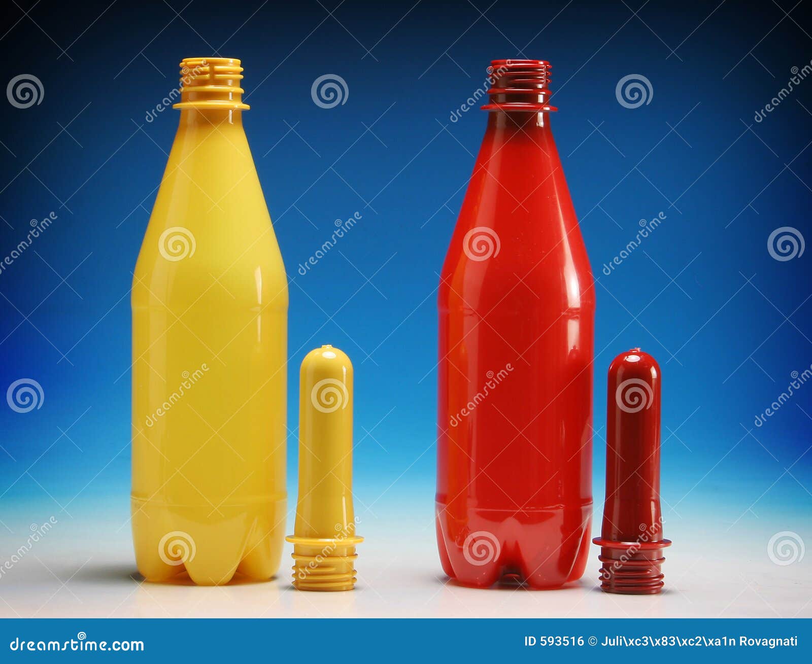 Gekleurde plastic flessen stock foto. Image of industrie - 593516