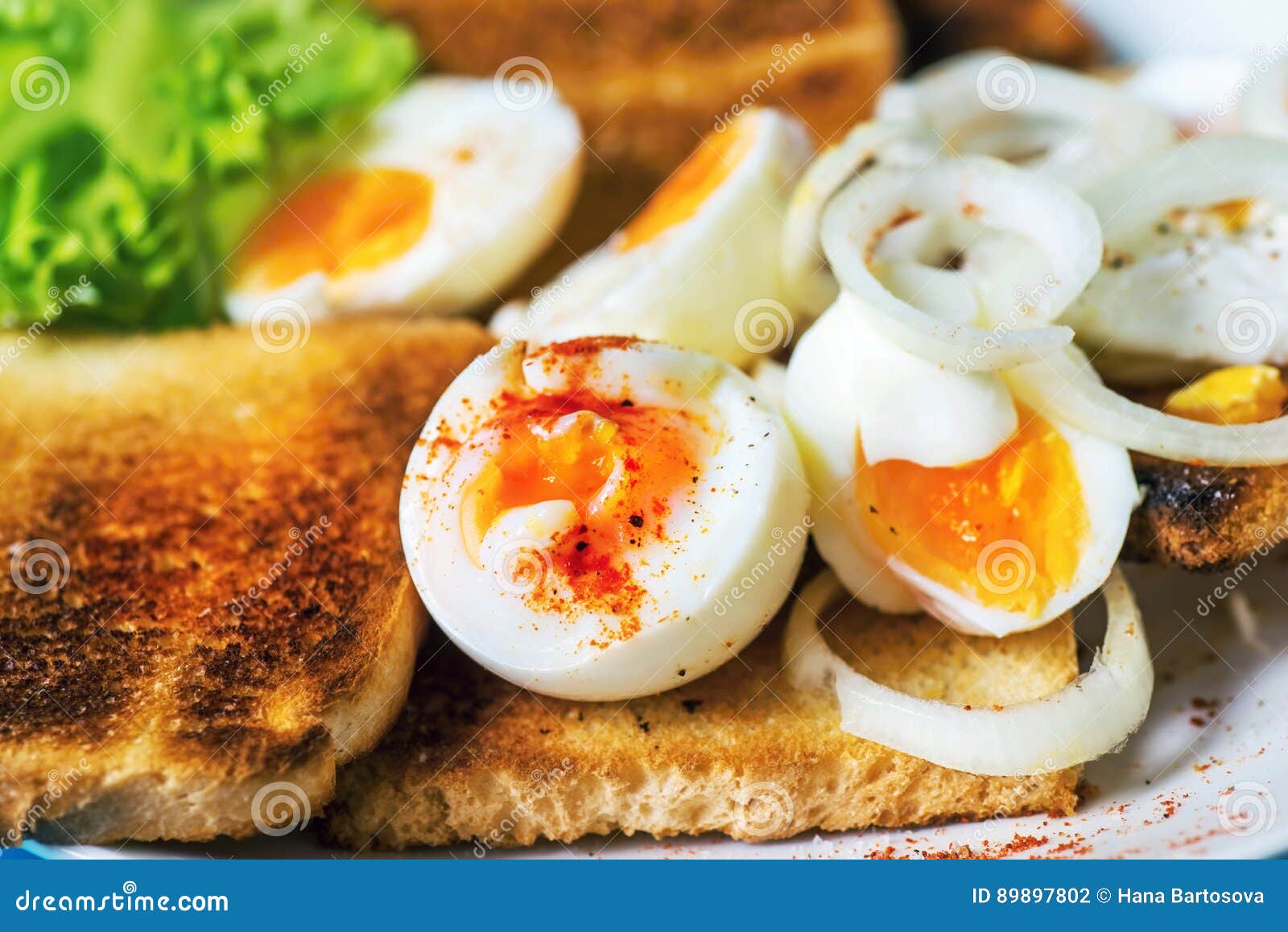 Gekochte Eier auf Toast stockfoto. Bild von geschnitten - 89897802