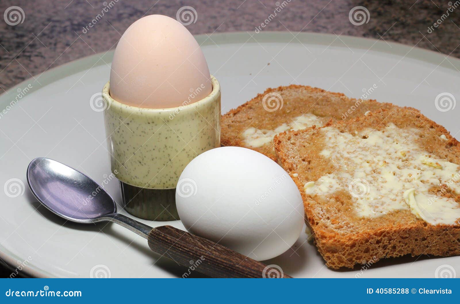 Gekochte Eier Im Eierbecher Und Im Toast Stockfoto - Bild von gebuttert ...