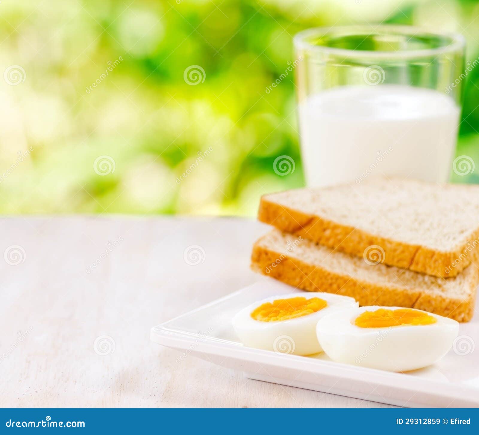 Gekochte Eier, Toast Und Glas Milch Stockbild - Bild von rustikal ...