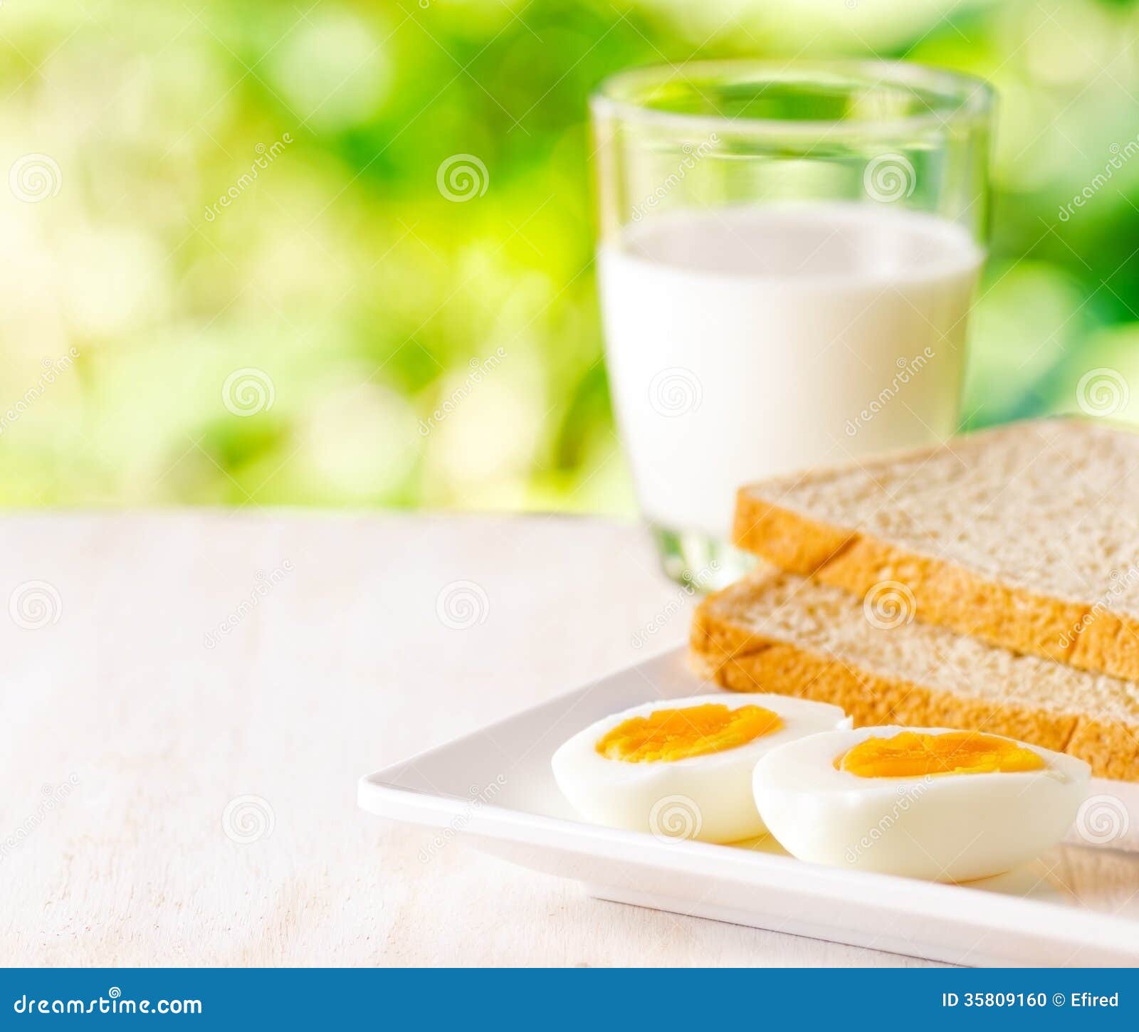 Gekochte Eier, Toast Und Glas Milch Stockfoto - Bild von feinschmecker ...