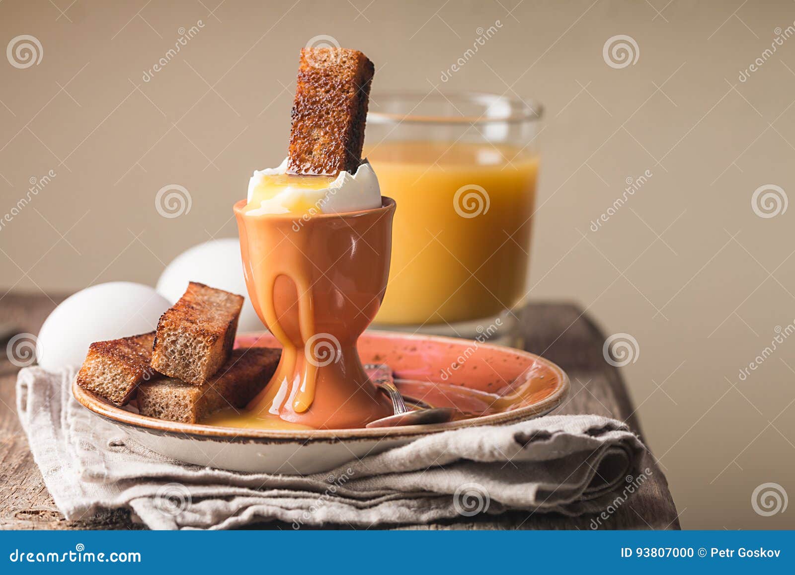 Gekochte Eier Und Knusperige Toast Stockfoto - Bild von becher ...