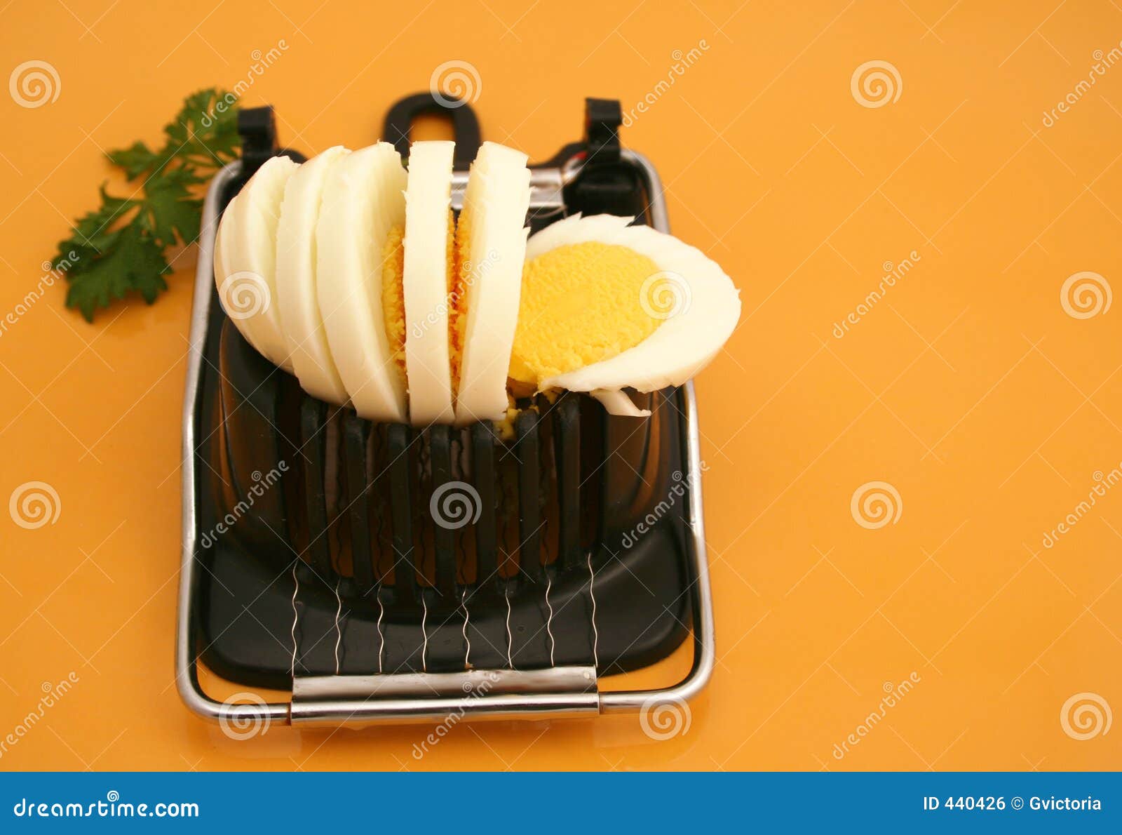 Gekookt ei stock foto. Image of plak, eieren, keuken, catering - 440426