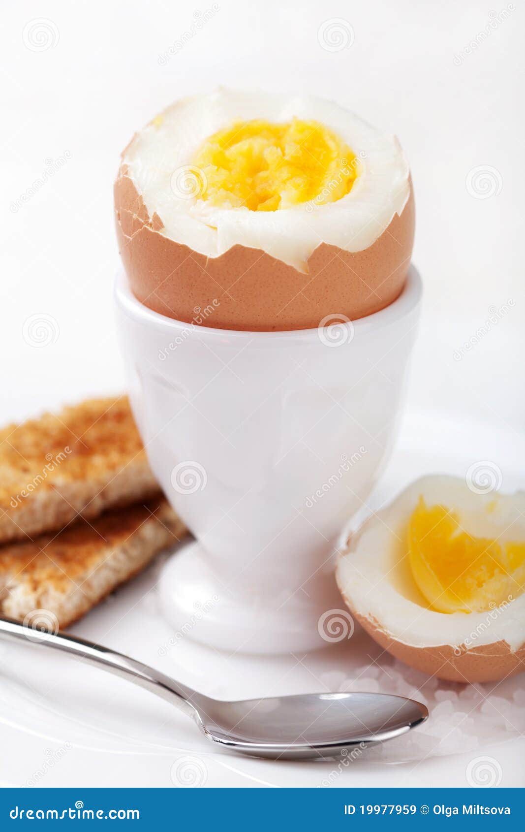 Gekookt ei in eierdopje stock afbeelding. Image of gezond - 19977959