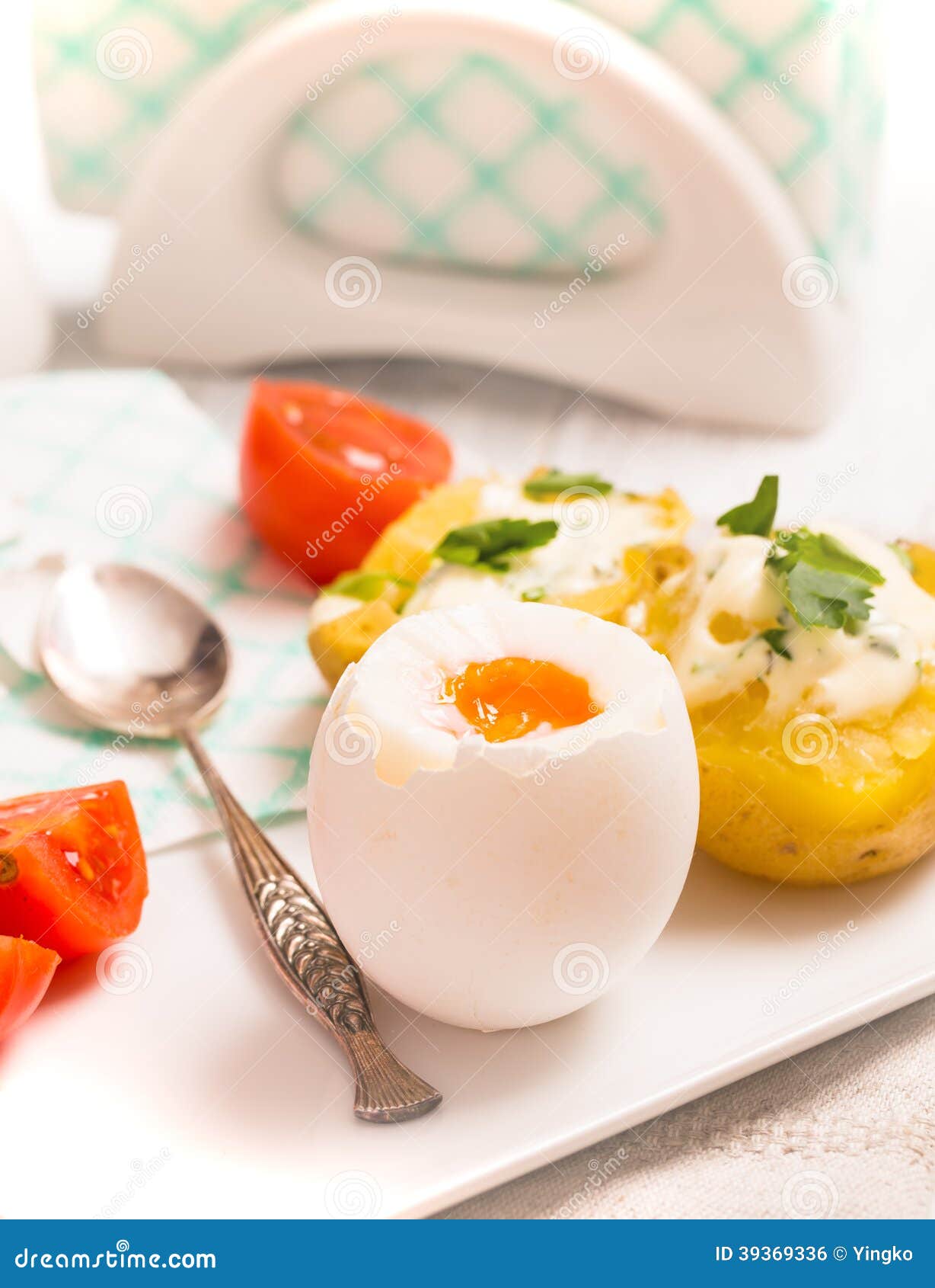 Gekookt ei met aardappel stock foto. Image of geel, achtergrond - 39369336