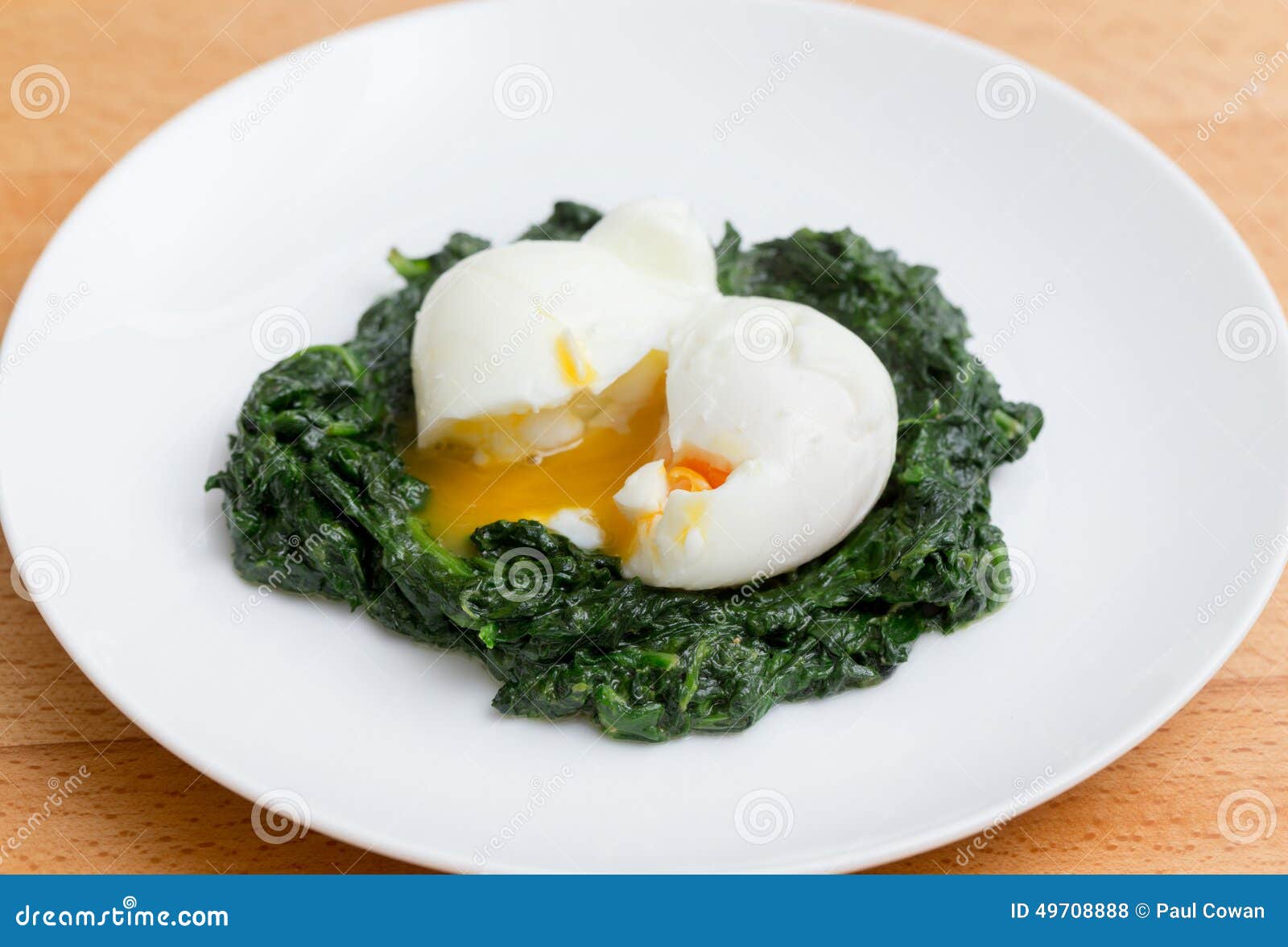 Gekookt ei met spinazie stock foto. Image of eigengemaakt - 49708888