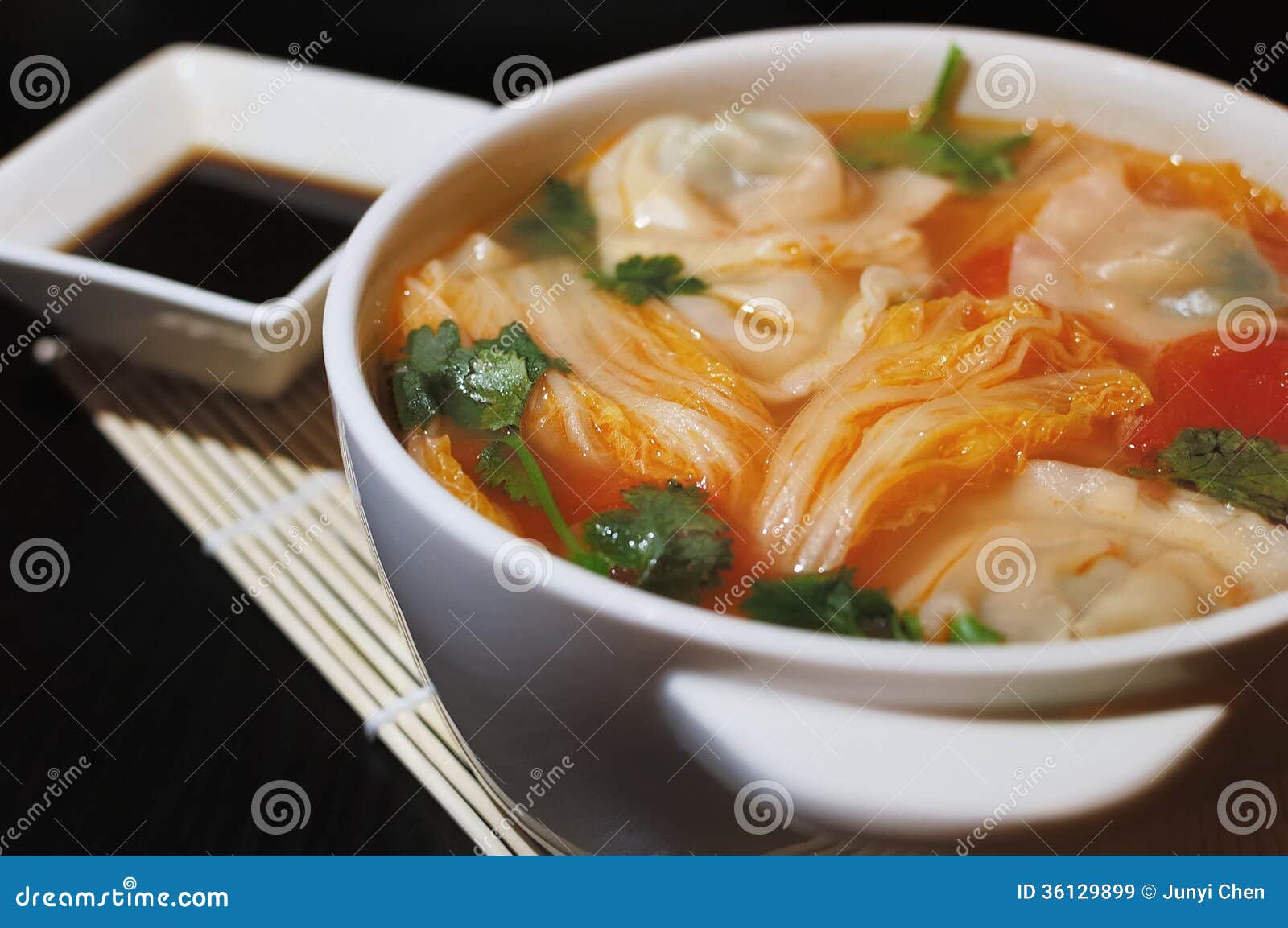 Gekookte Chinese Bollen in Zure Tomatensoep Stock Afbeelding - Image of ...