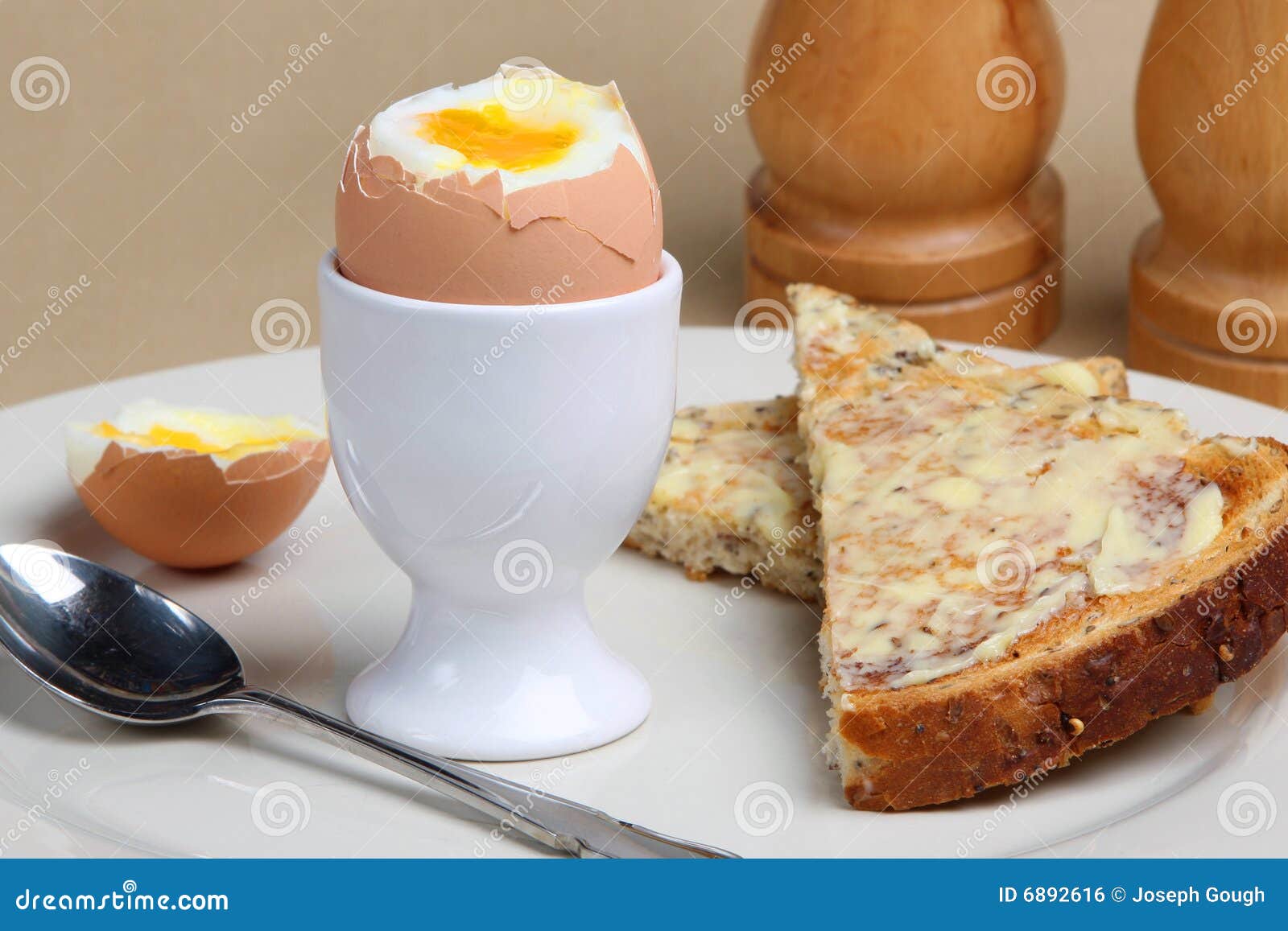 Gekookte Ei & Toost stock foto. Image of gekookt, specerijen - 6892616
