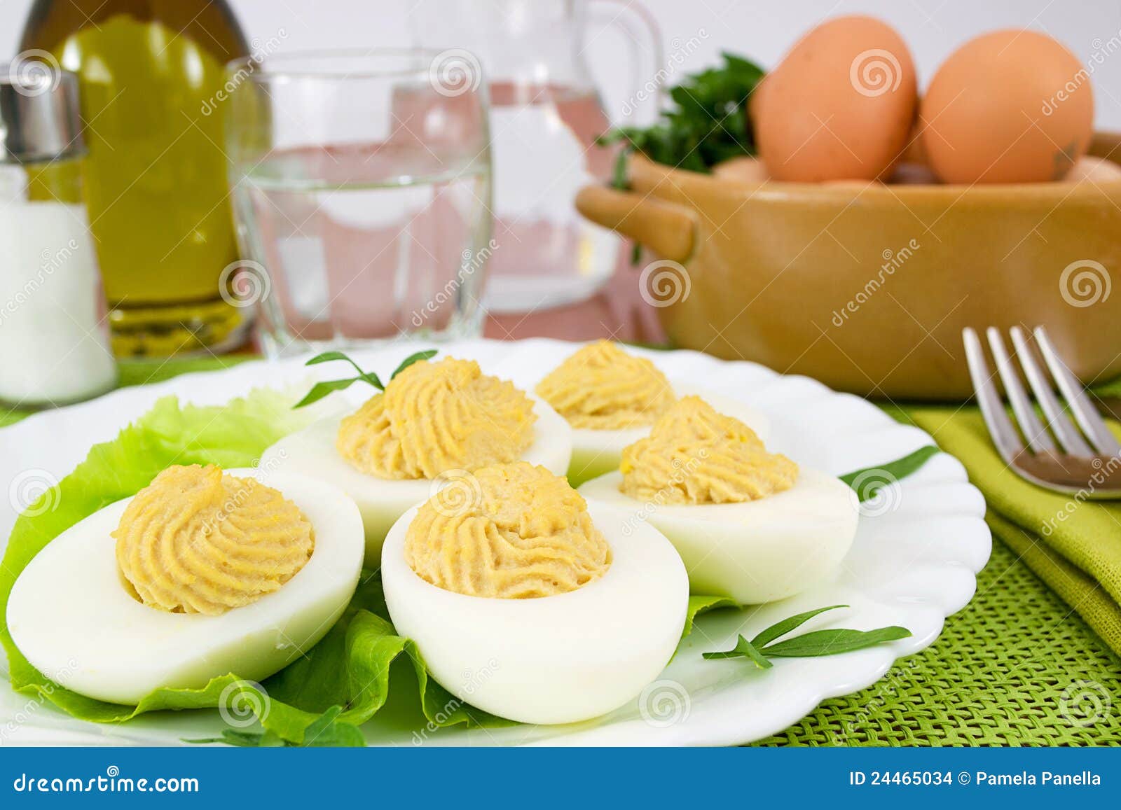 Gekookte Eieren Met Tonijnsaus Stock Foto - Image of firma, plak: 24465034