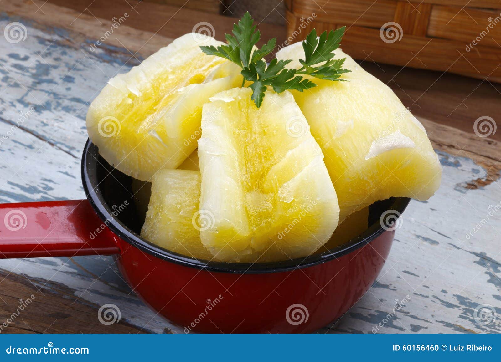 Gekookte maniok stock foto. Image of aardappel, eetlust - 60156460