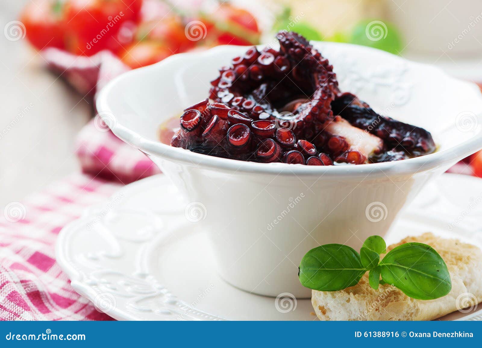 Gekookte octopus met brood stock foto. Image of gezond - 61388916