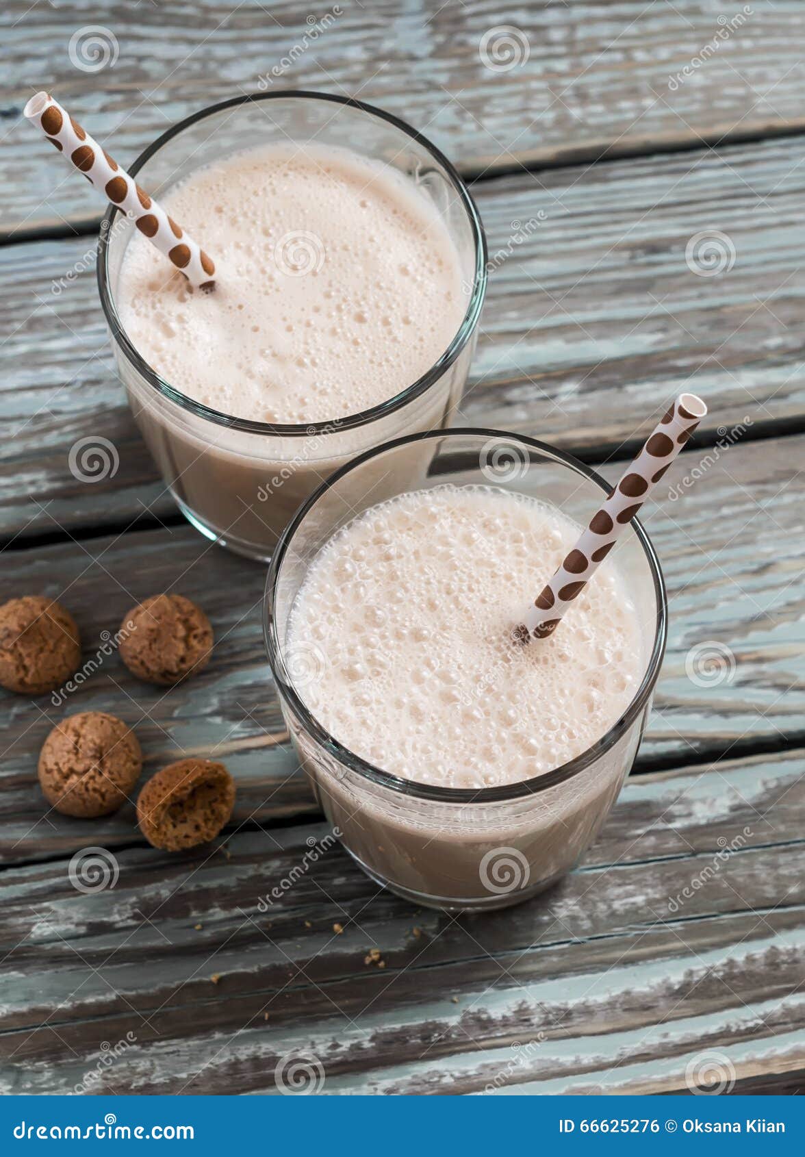 Gelado E Milk Shake Do Chocolate Nos Vidros Foto de Stock - Imagem de ...