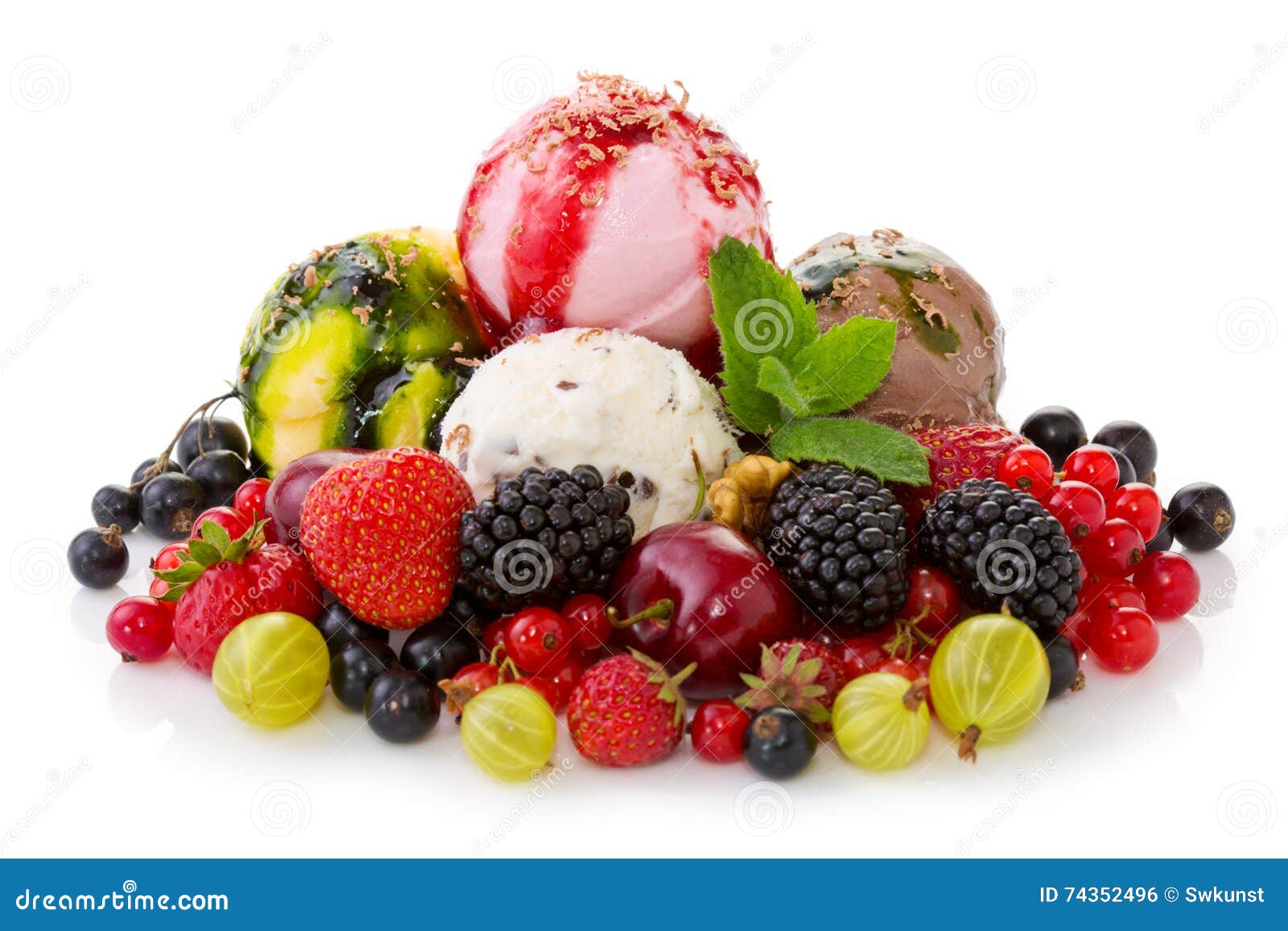 Gelado Misturado Com Os Frutos Isolados Foto de Stock - Imagem de ...
