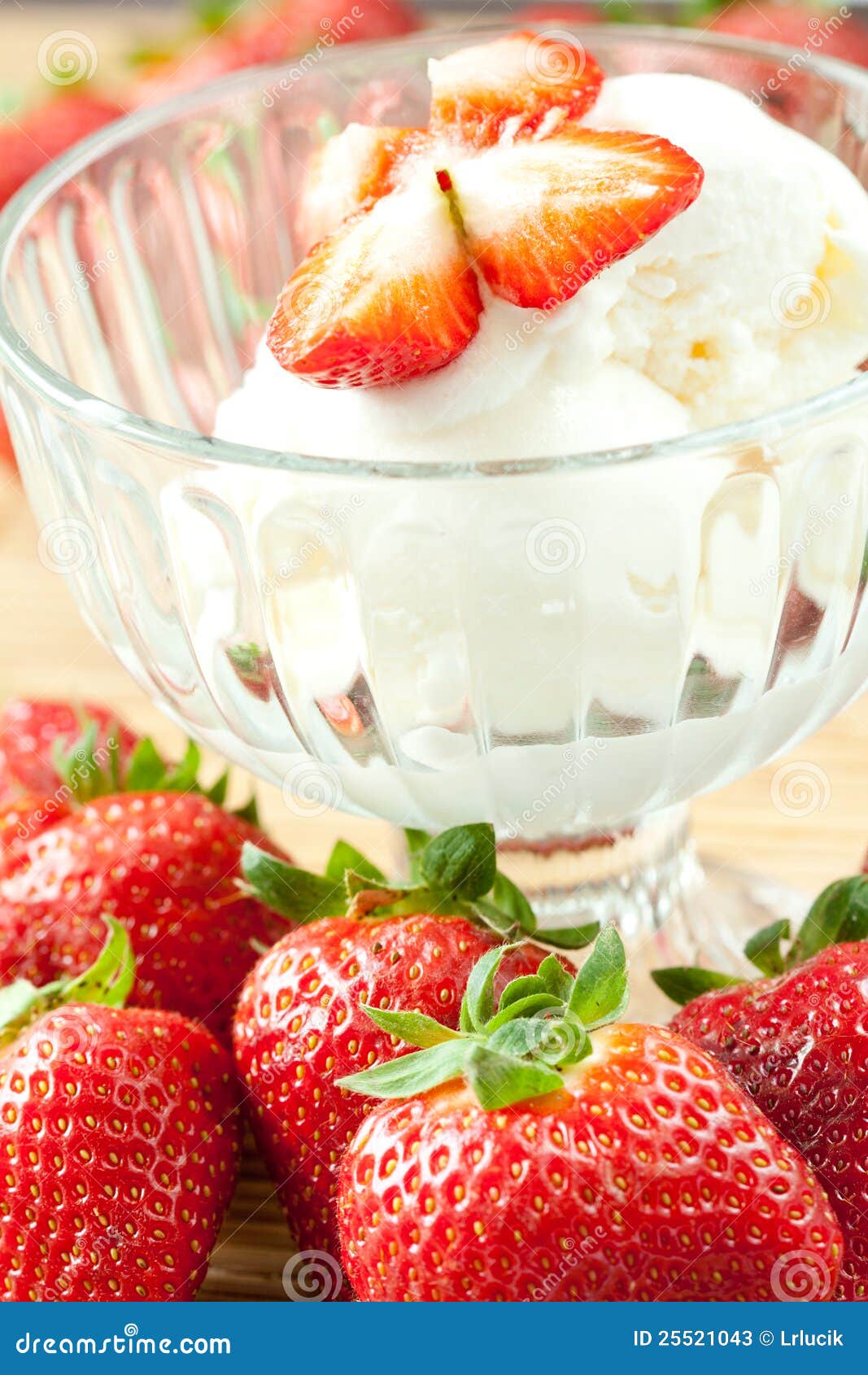 Gelato con le fragole immagine stock. Immagine di rinfrescamento - 25521043