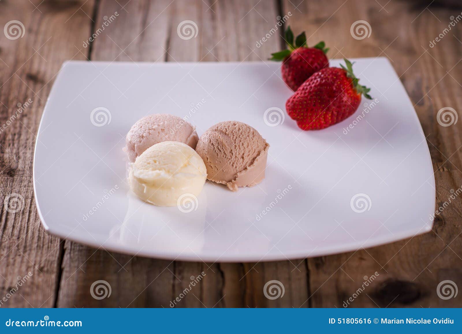 Gelato Con Le Fragole Su Un Piatto Fotografia Stock - Immagine di ...