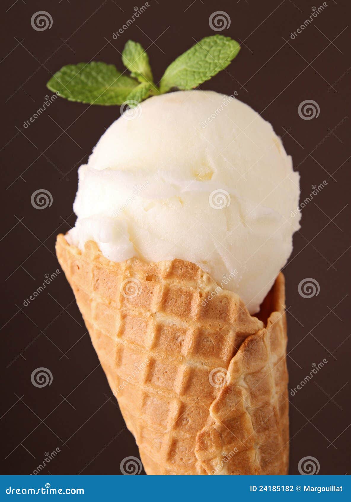 Gelato in cono fotografia stock. Immagine di congelato - 24185182