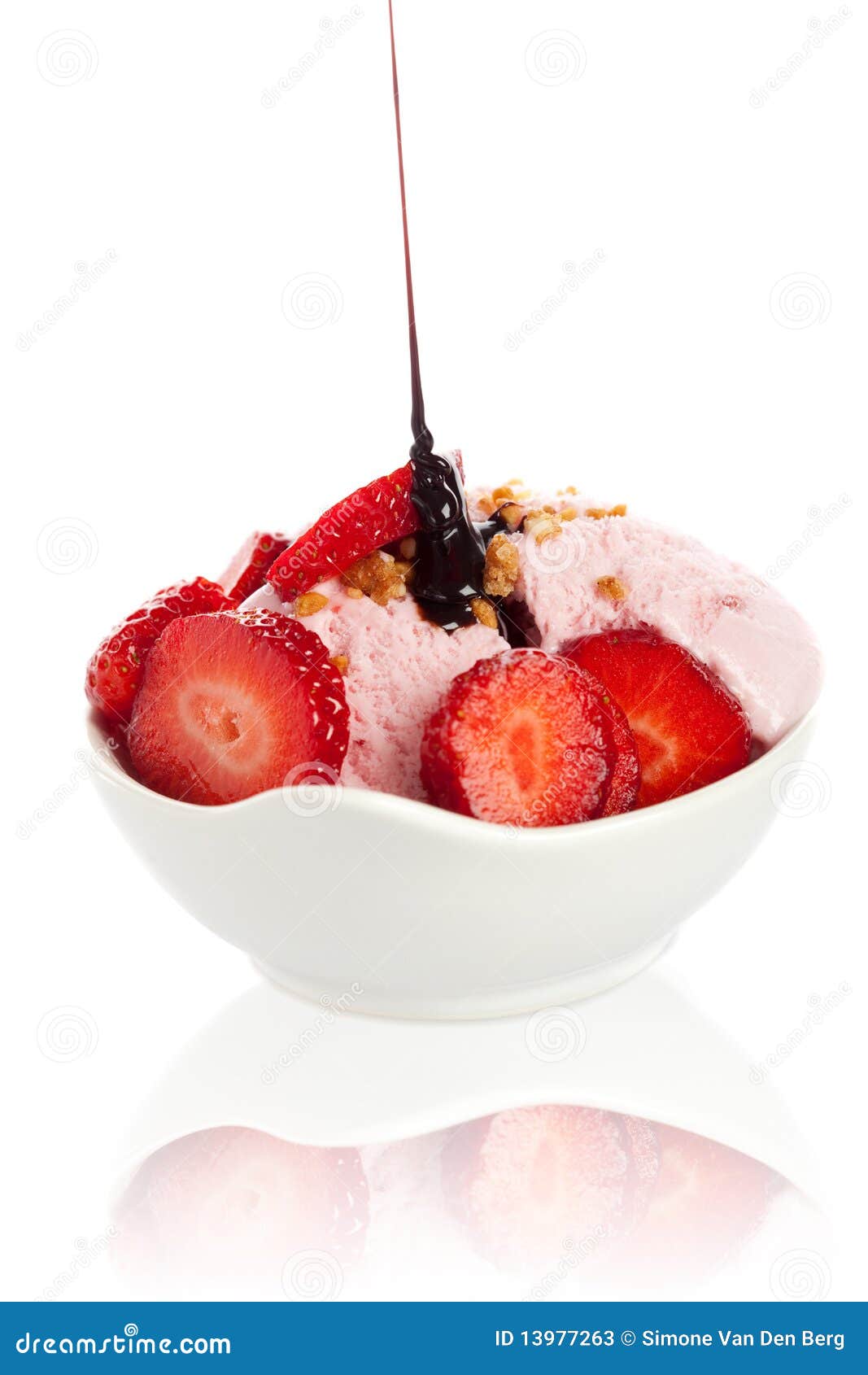 Gelato della fragola immagine stock. Immagine di fragola - 13977263 Gelato della fragola immagine stock. Immagine di fragola - 13977263