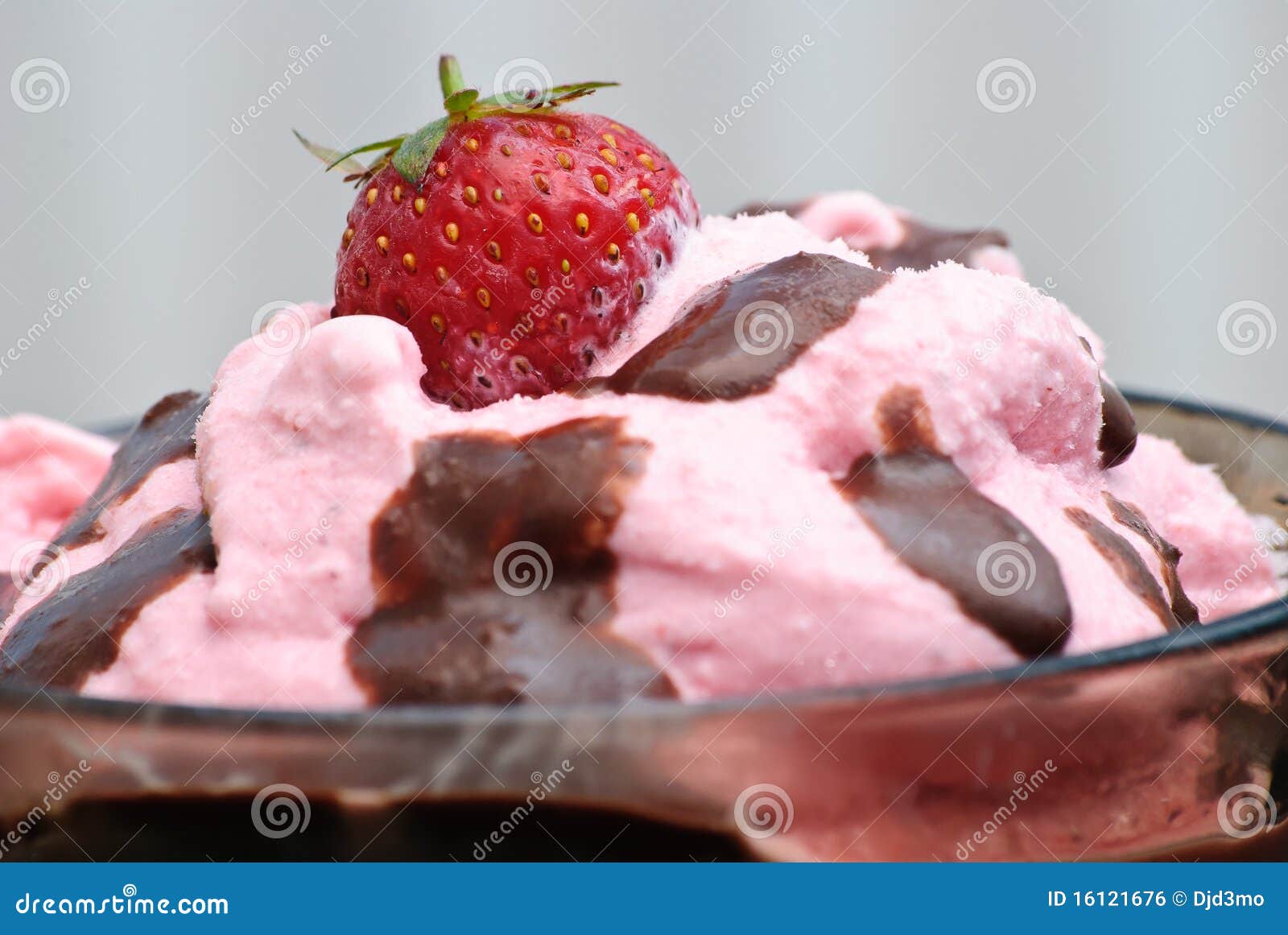 Gelato della fragola fotografia stock. Immagine di congelato - 16121676 Gelato della fragola fotografia stock. Immagine di congelato - 16121676