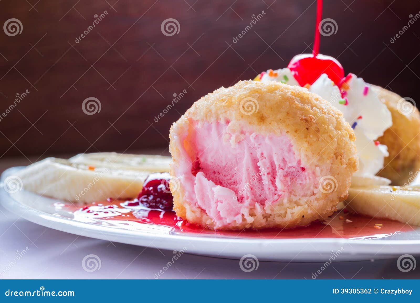 Gelato Fritto E Panna Montata Fotografia Stock - Immagine di sapore ...