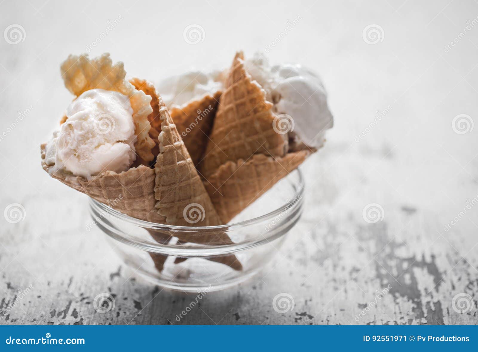 Gelato in Un Cono Della Cialda Immagine Stock - Immagine di sfondo ...