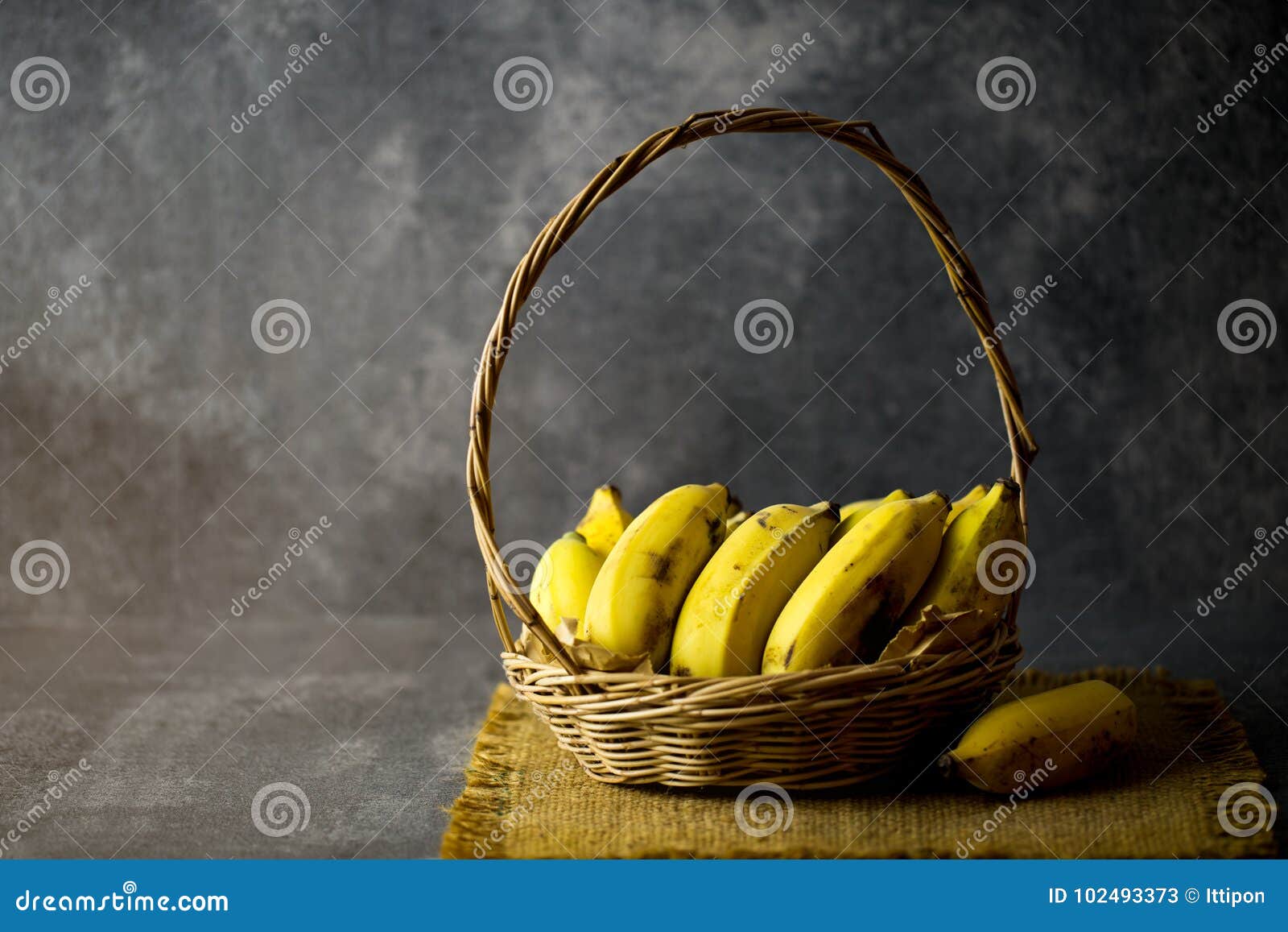 Gelbe Banane im Korb stockbild. Bild von frech, nährstoff - 102493373