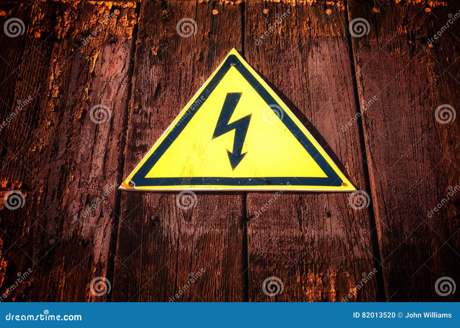 Gelber Dreieck-Strom-Warnzeichen Stockfoto - Bild von achtung ...