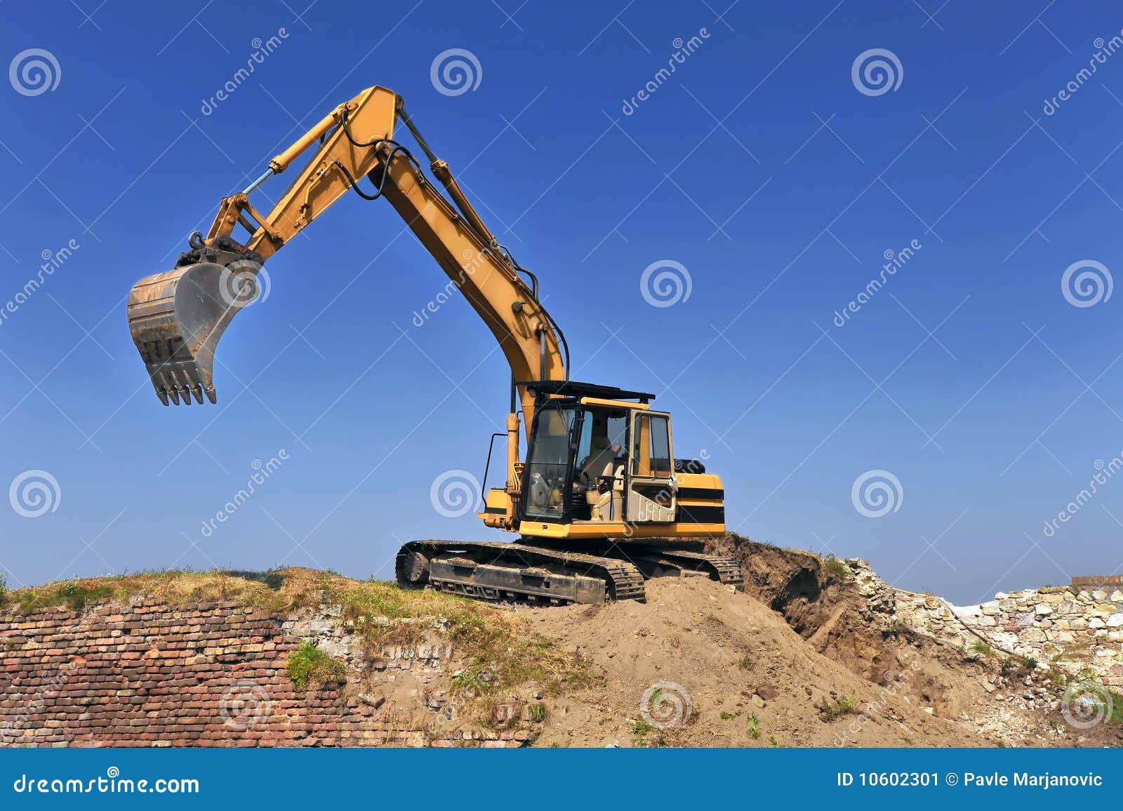 Gelber Exkavator stockbild. Bild von fahrzeug, maschine - 10602301