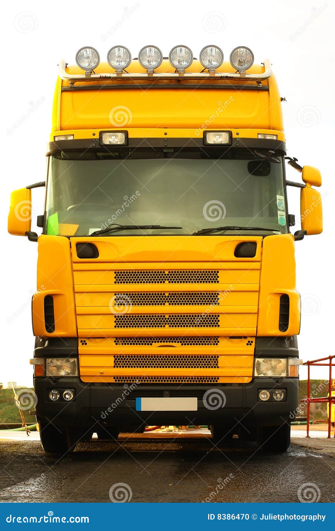 Gelber Lastwagen stockfoto. Bild von ladung, leuchte, schnell - 8386470