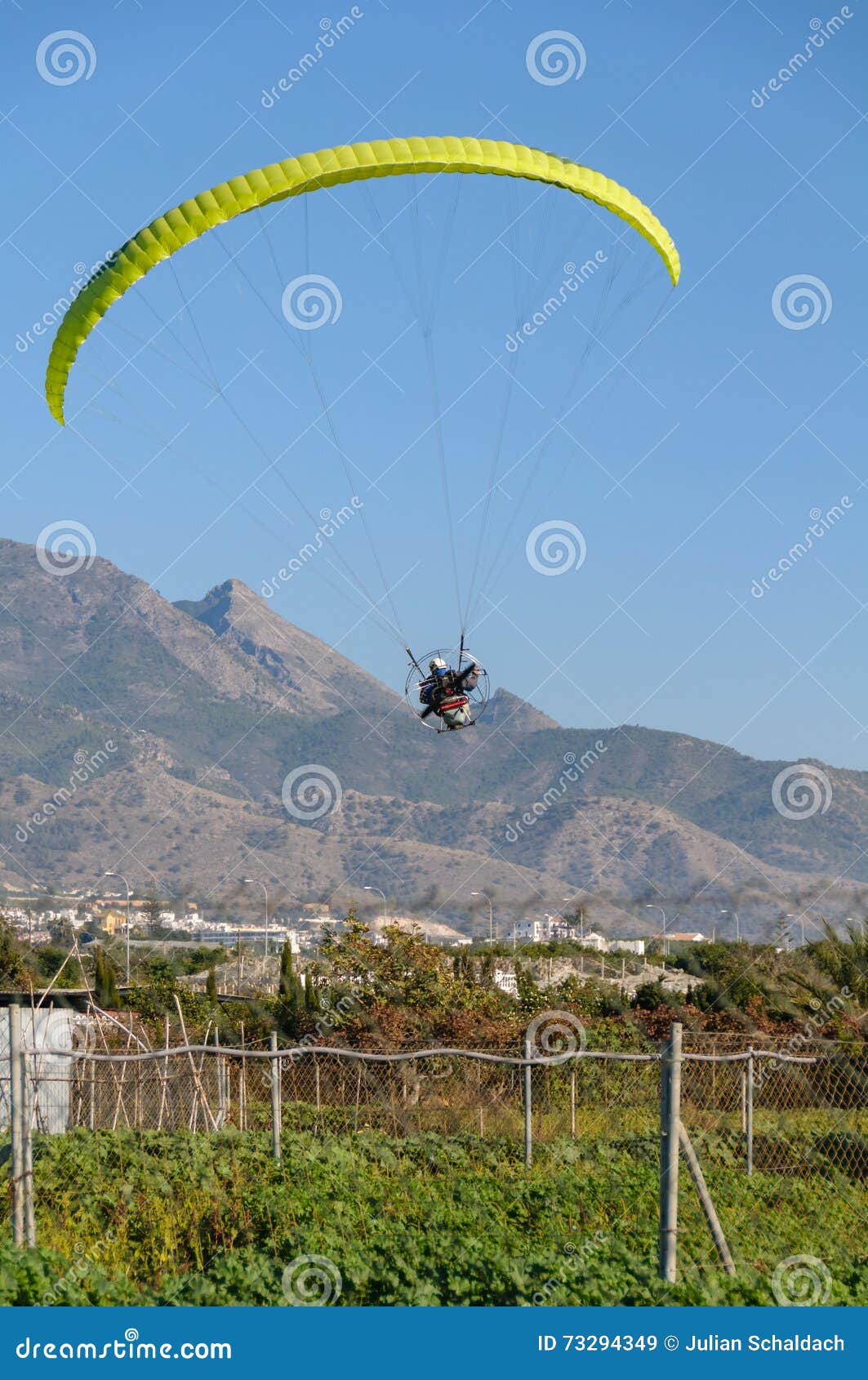 Gelber Motorgetriebener Gleitschirm Stockbild - Bild von luft ...