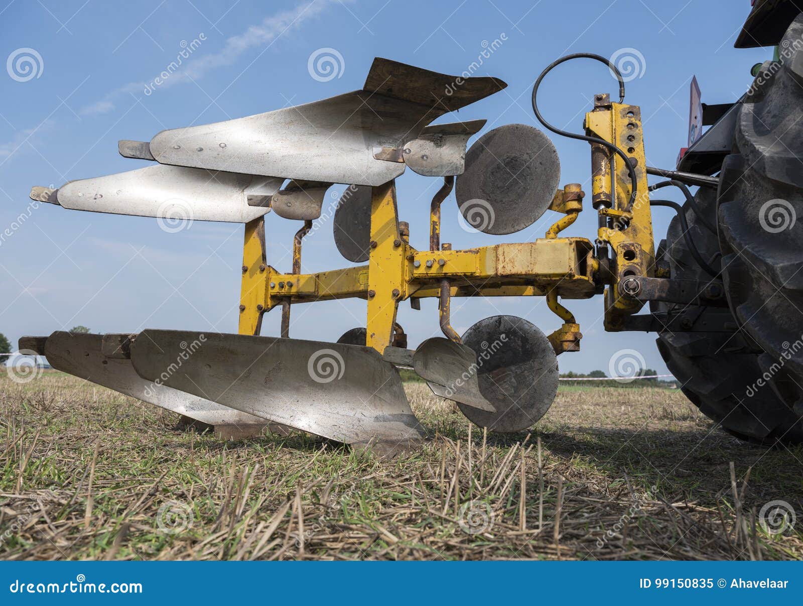 Gelber Pflug Hinter Traktor Gegen Blauen Himmel Stockbild - Bild von ...