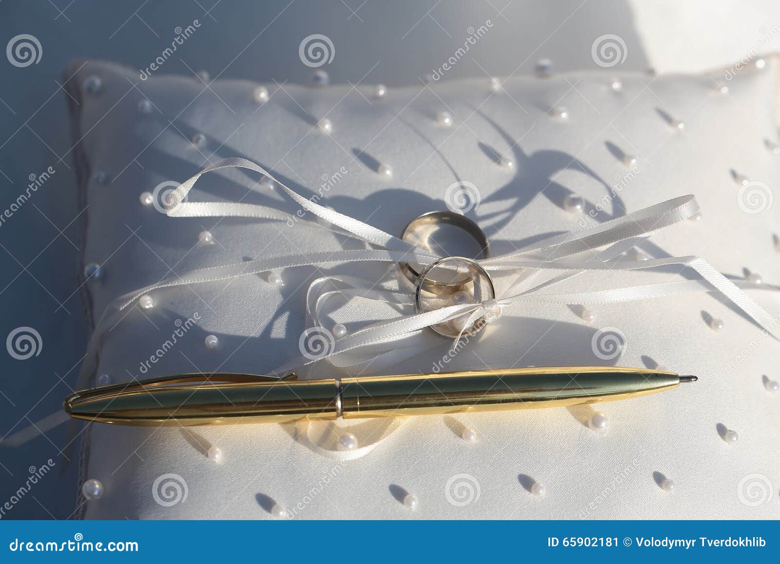 Gelber Stift Mit Goldenen Ringen Stockbild - Bild von braut, zoll: 65902181