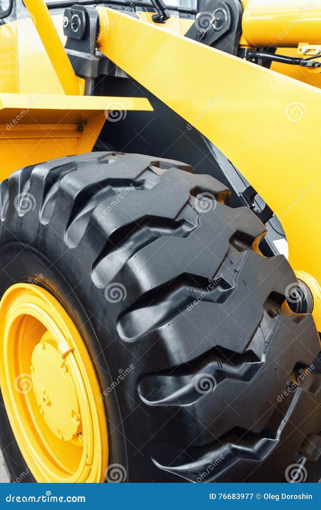 Gelber Traktor Mit Einem Großen Rad Stockbild - Bild von planierraupe ...