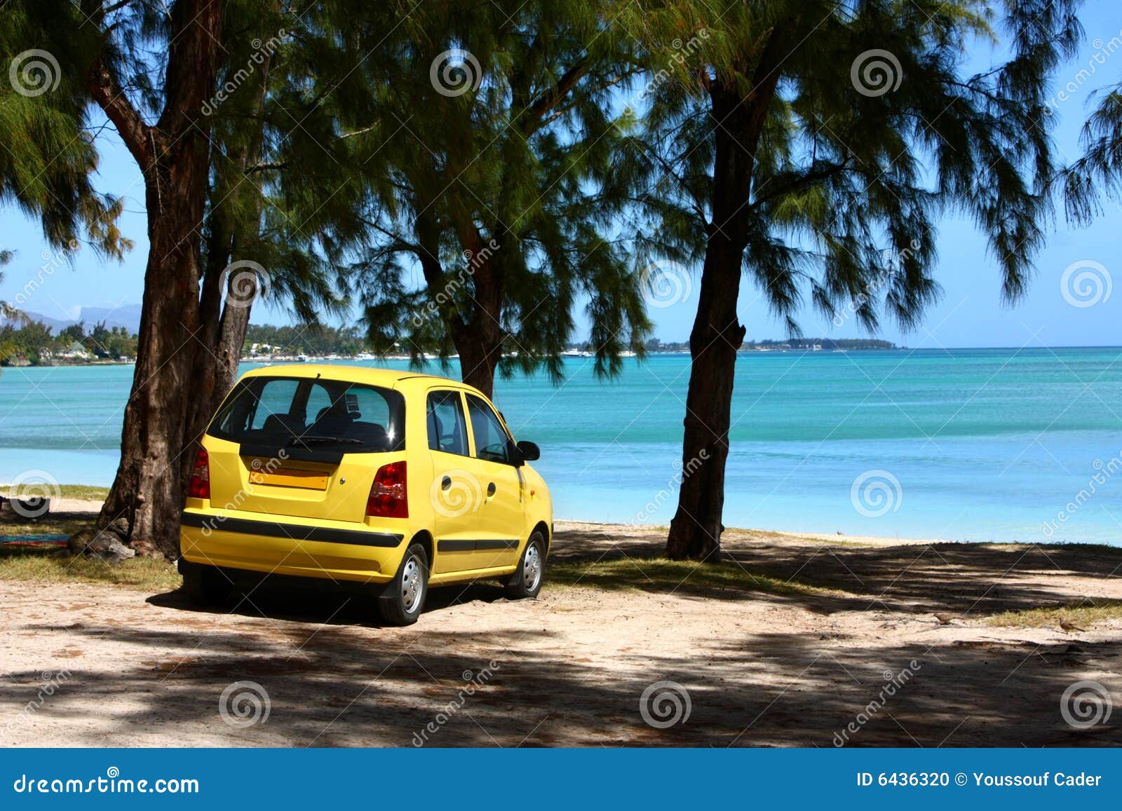 Gelbes Auto Auf Tropischem Strand Stockfoto - Bild von meer, strand ...