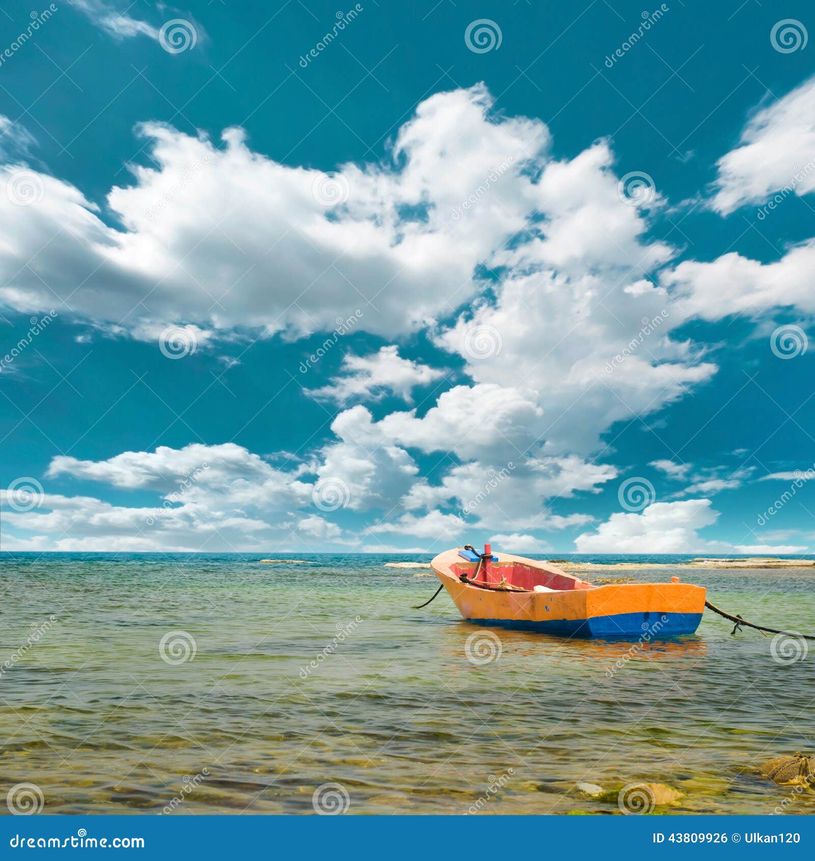 Gelbes Boot Auf Einem Strand Stockfoto - Bild von strand, rest: 43809926