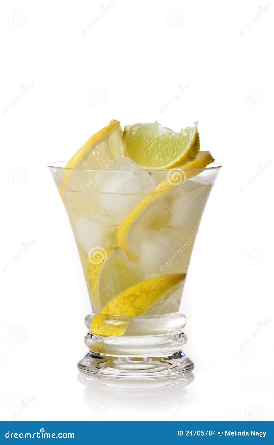 Gelber Cocktail Mit Zitrone Stockfoto - Bild von reflexion, kalt: 24705784