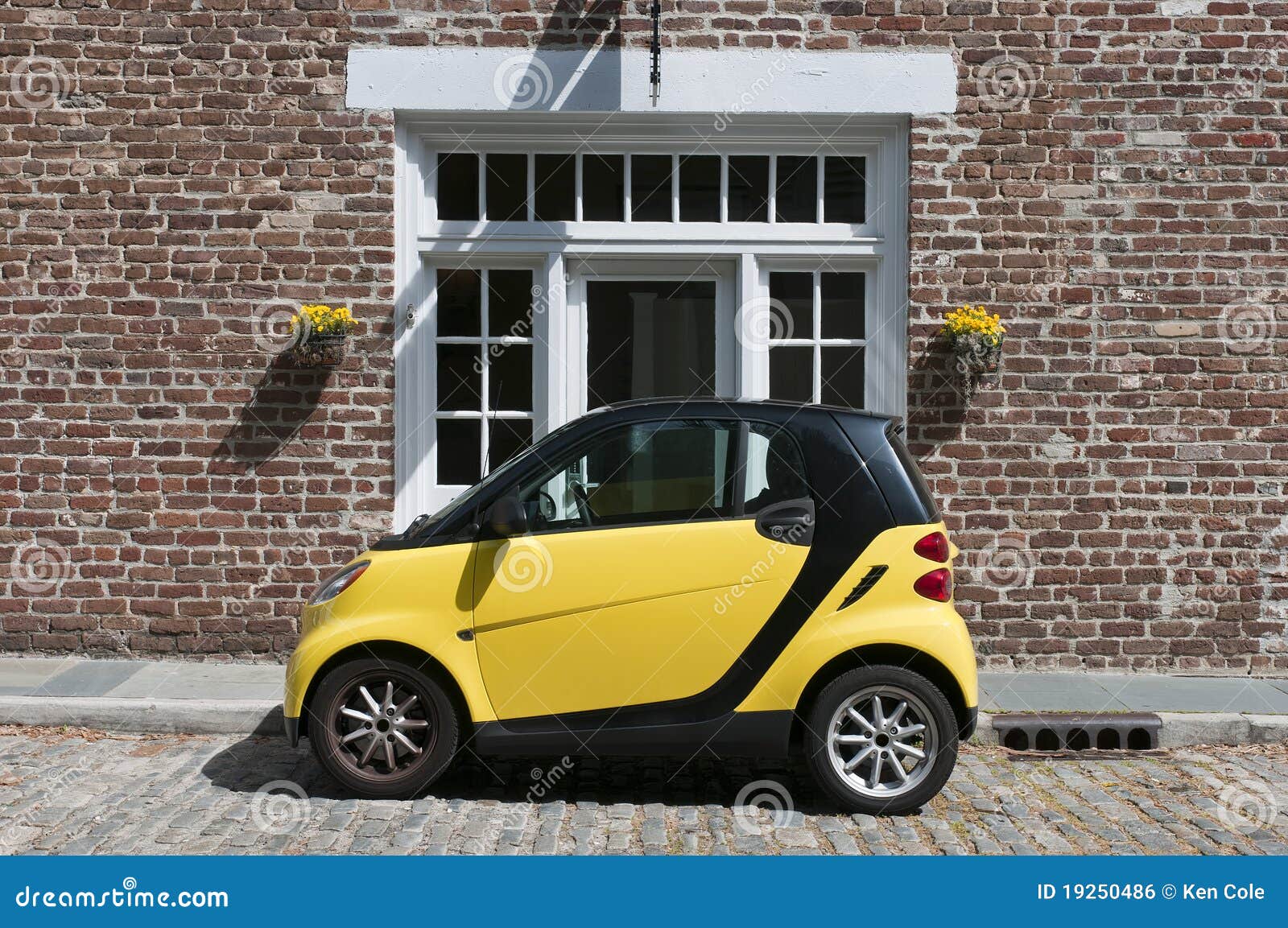 Gelbes intelligentes Auto stockfoto. Bild von erschwinglich - 19250486